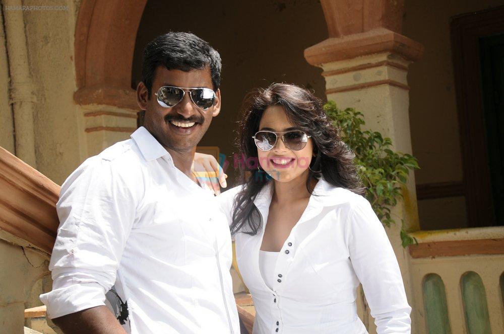 Sameera Reddy, Vishal in Vedi Movie Stills / Vedi Movie Stills ...