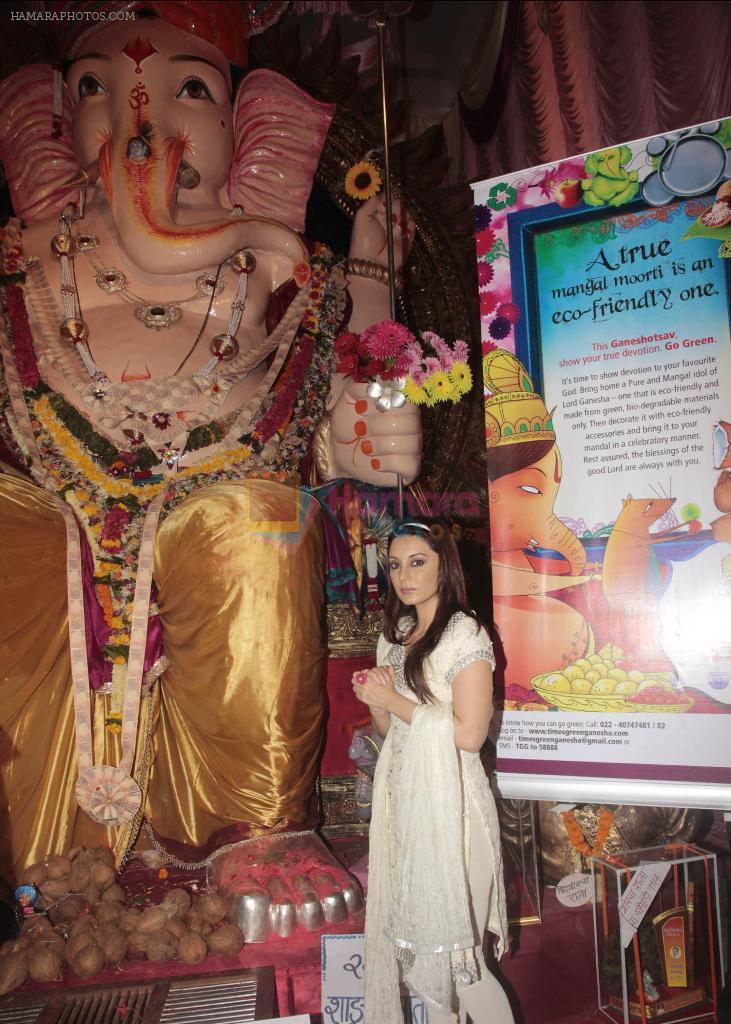 Minissha Lamba performs aarti at Girgaon Cha Raaja on 9th Sept 2011 ...