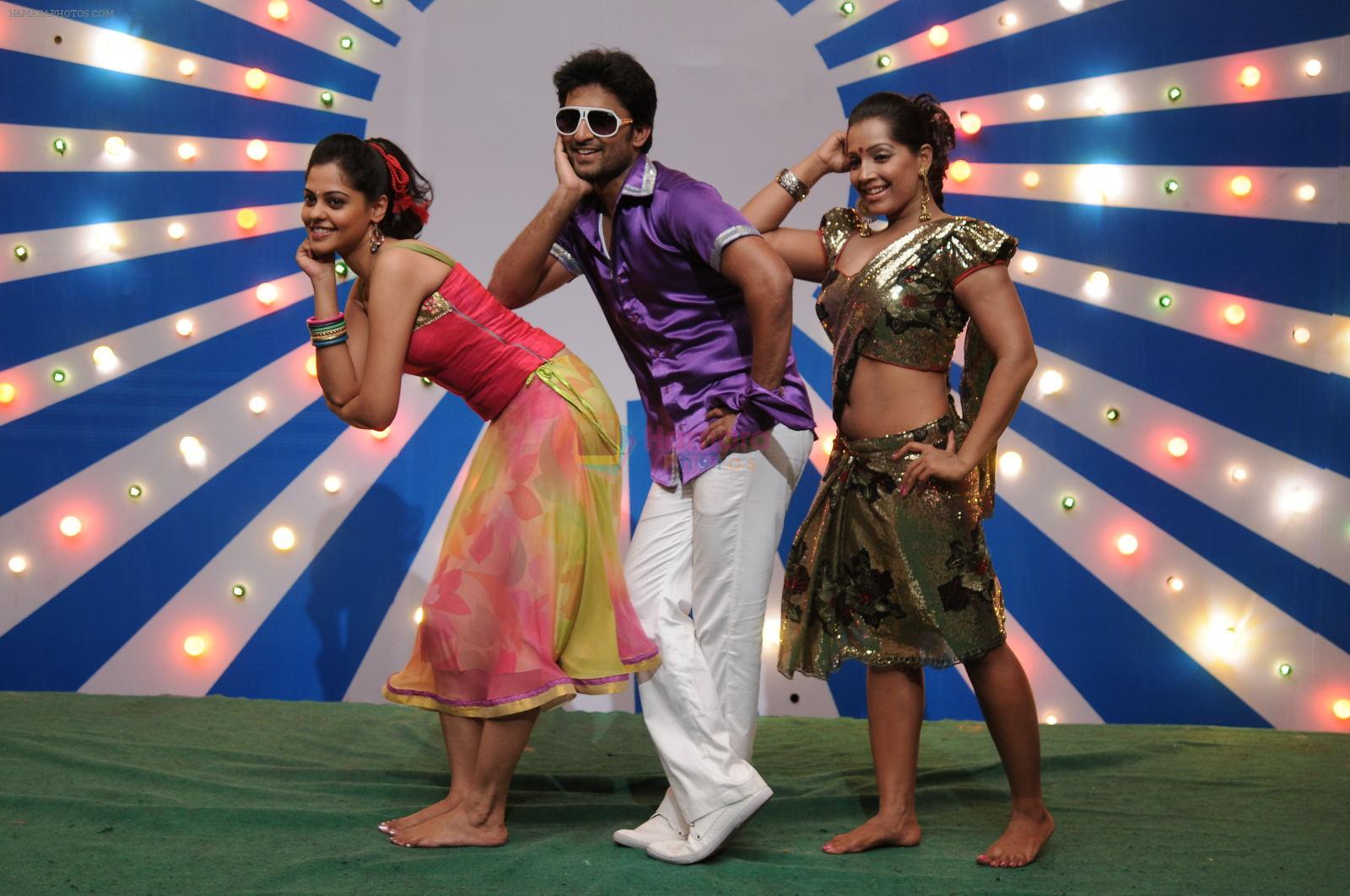 Bindu Madhavi, Haripriya, Nani in Pilla Zamindar Movie Stills / Pilla ...