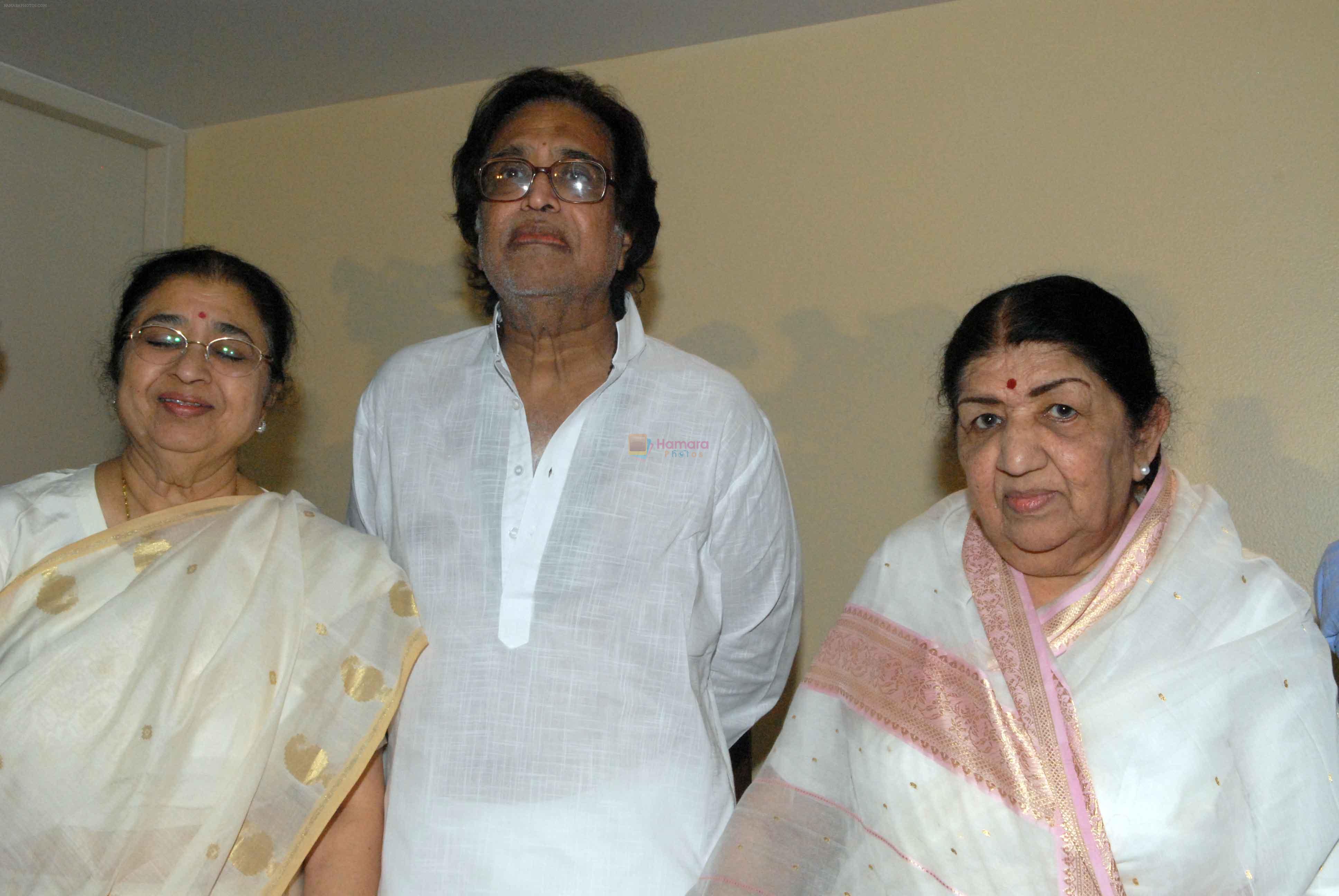 Lata Mangeshkar with Family in Press Conference at their residence ...
