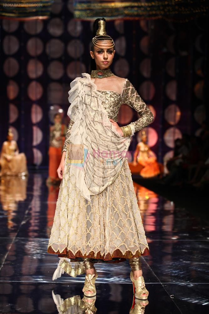 Model walk the ramp for Rina Dhaka's bridal show in Delhi on 24th July ...