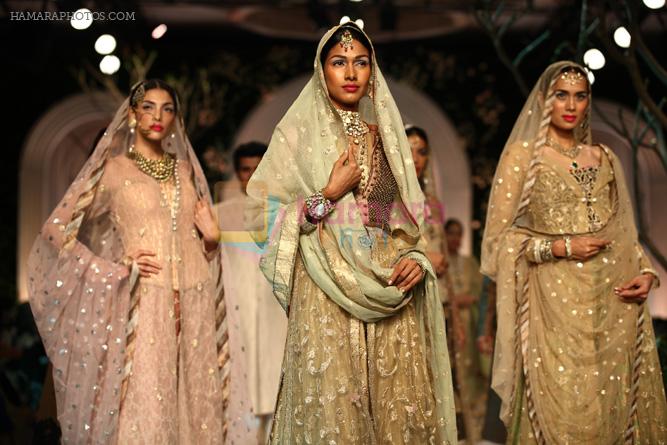 Model walk the ramp for Meera Mussafar Ali showcase 2013 bridal ...