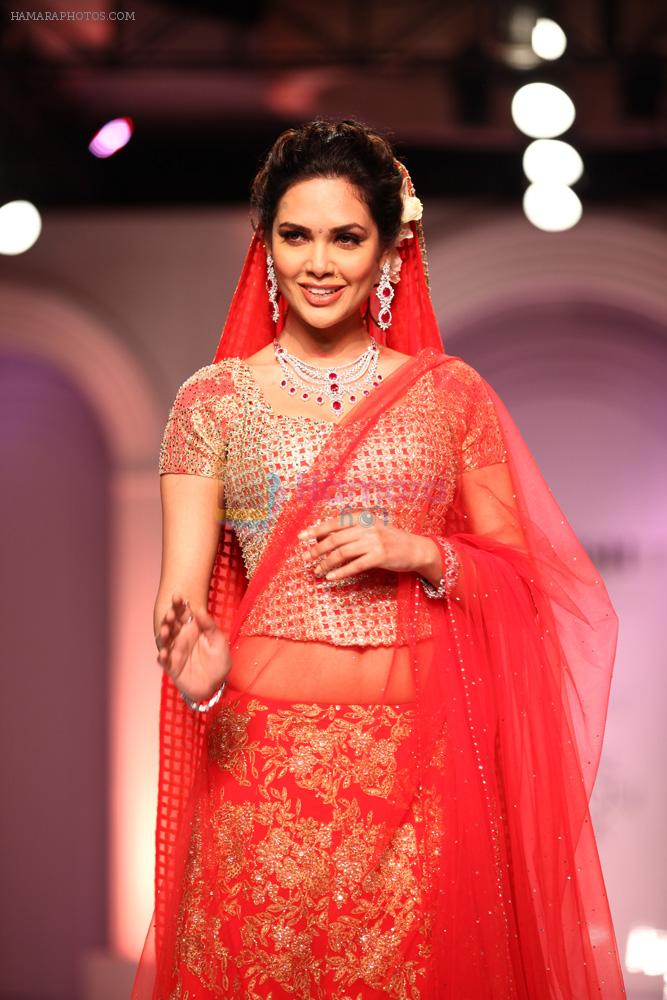 Esha Gupta walks for Designer Adarsh Gill in Delhi on 27th July 2013 ...