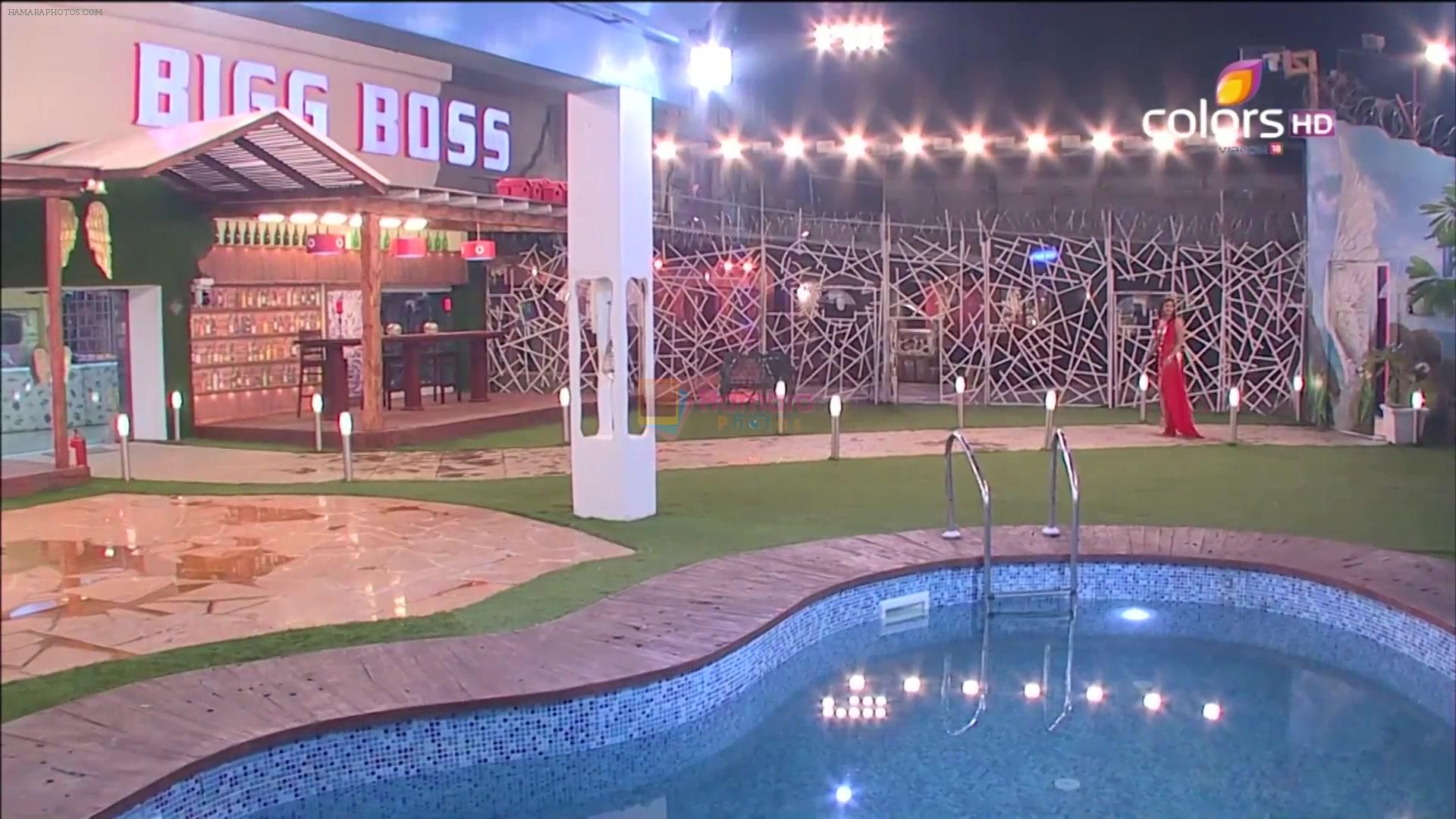 Tanisha Mukherjee enters Bigg Boss House in Season 7 - 1st Episode ...