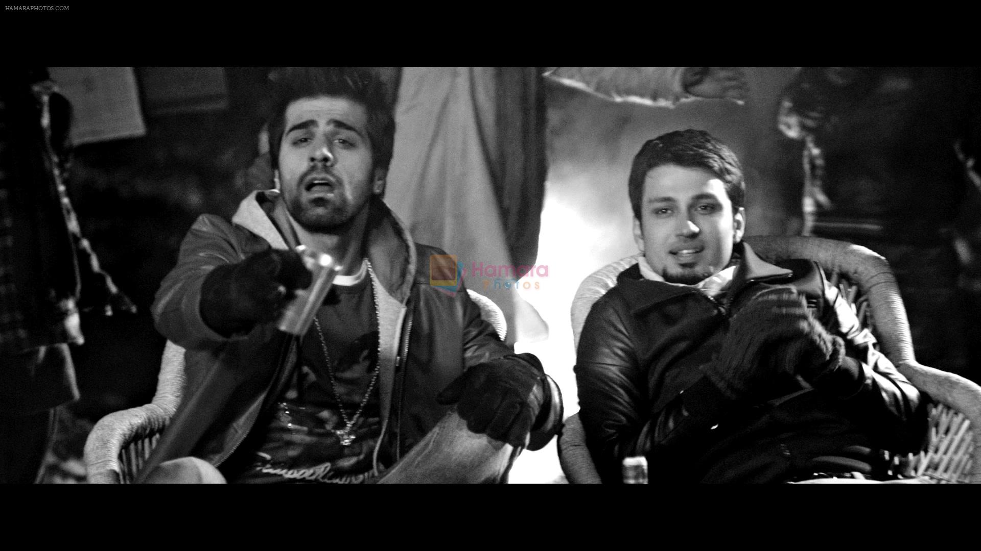 Sumit Suri, Amol Parashar, Sahil Anand watching Khushboo dancing to ...