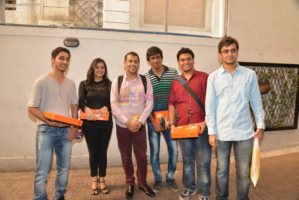 Chetan Bhagat promote 2 states at Go mad over donuts in Mumbai on 17th ...