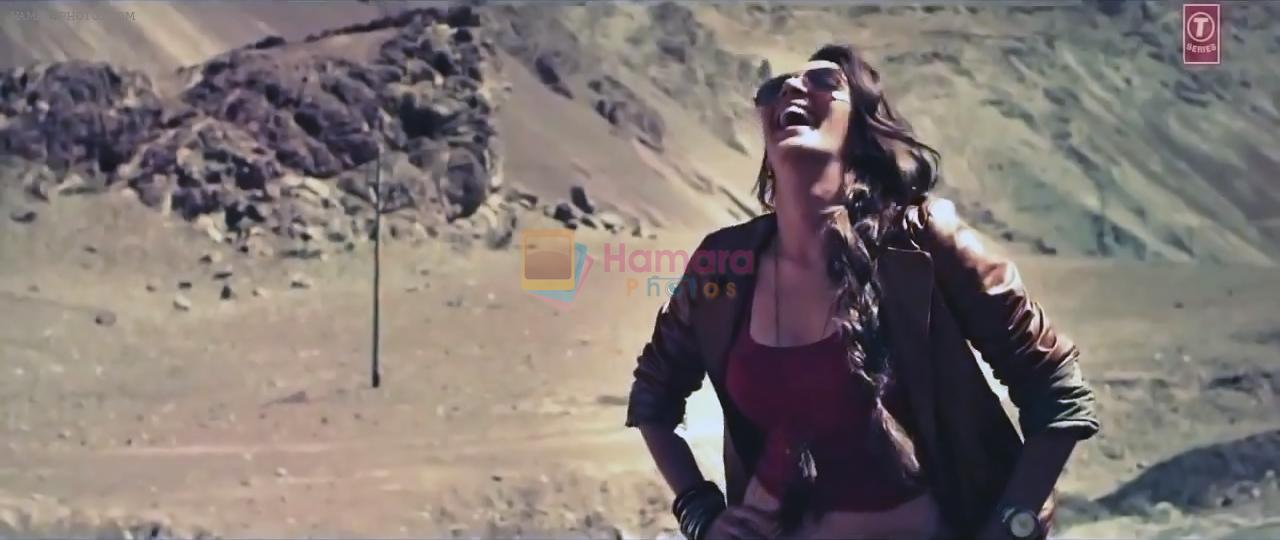 Mohit Marwah, Vijender Singh, Kiara Advani in Banjarey song stills from ...