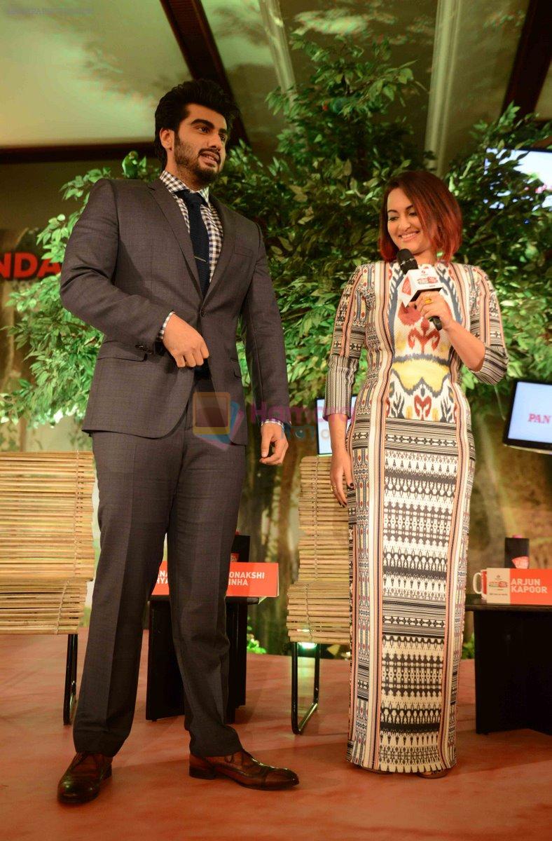 Arjun Kapoor and Sonakshi Sinha at AajTak in Mumbai on 13th Dec 2014 ...