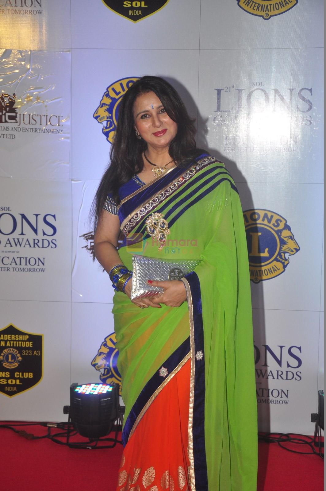 Poonam Dhillon at the 21st Lions Gold Awards 2015 in Mumbai on 6th Jan ...