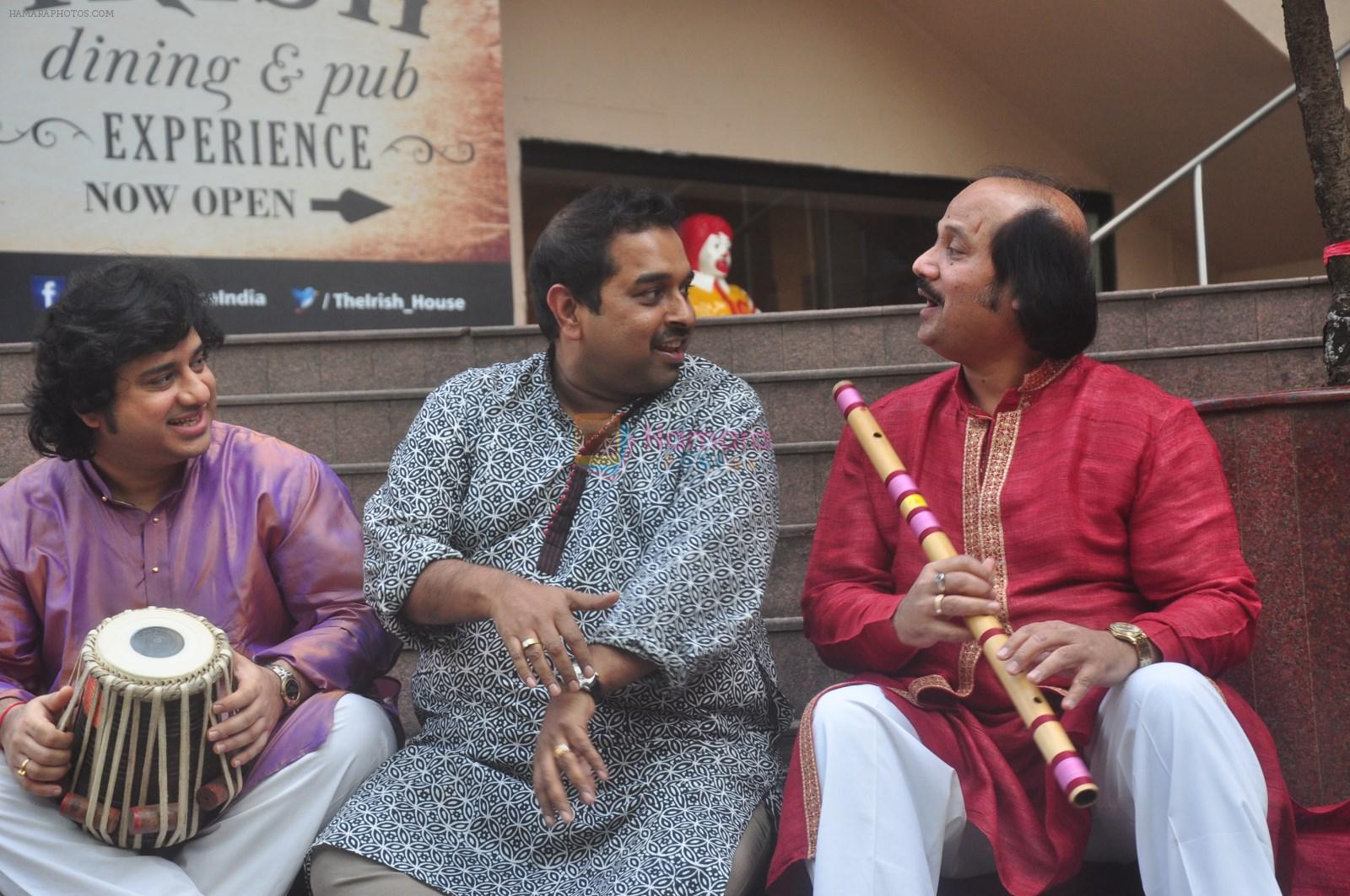 Vidvan Kumaresh, Shankar Mahadevan, Ronu Majumdar at Swaranjali concert ...