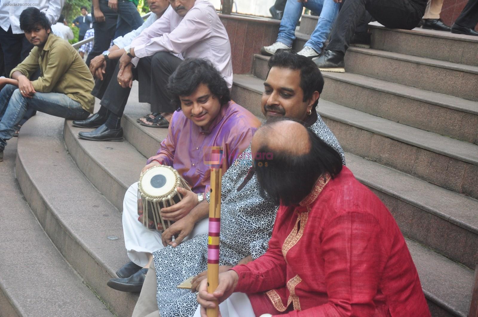 Vidvan Kumaresh, Shankar Mahadevan, Ronu Majumdar at Swaranjali concert ...