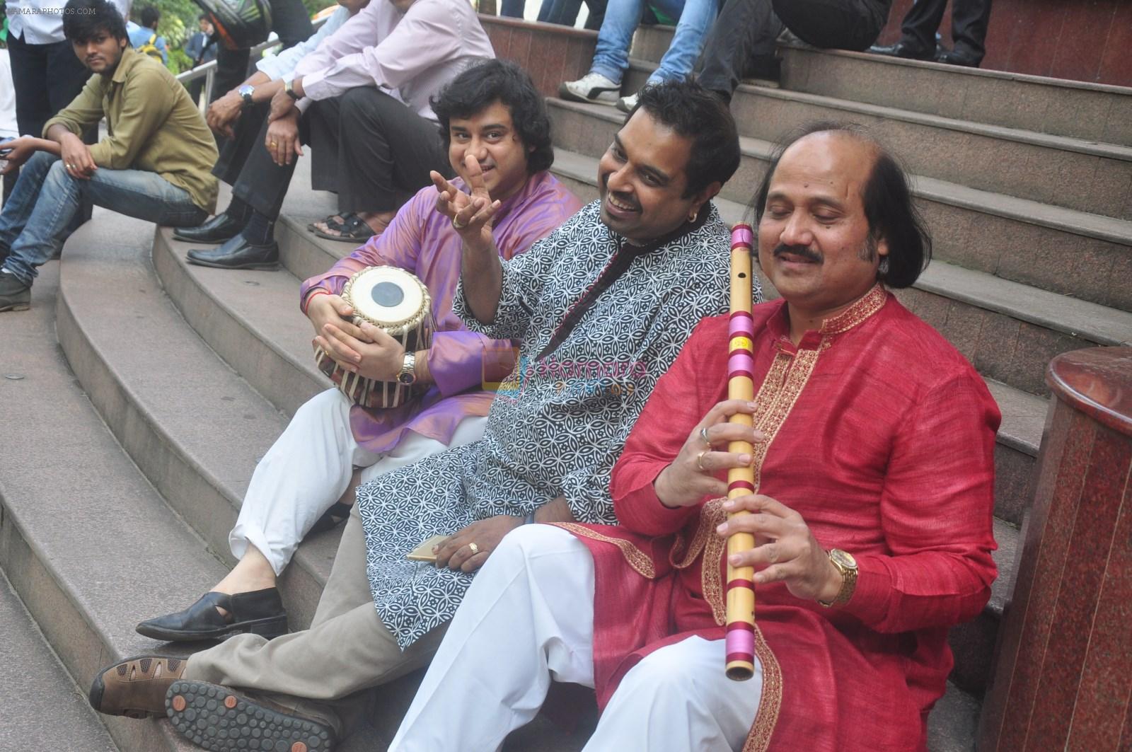 Vidvan Kumaresh, Shankar Mahadevan, Ronu Majumdar at Swaranjali concert ...
