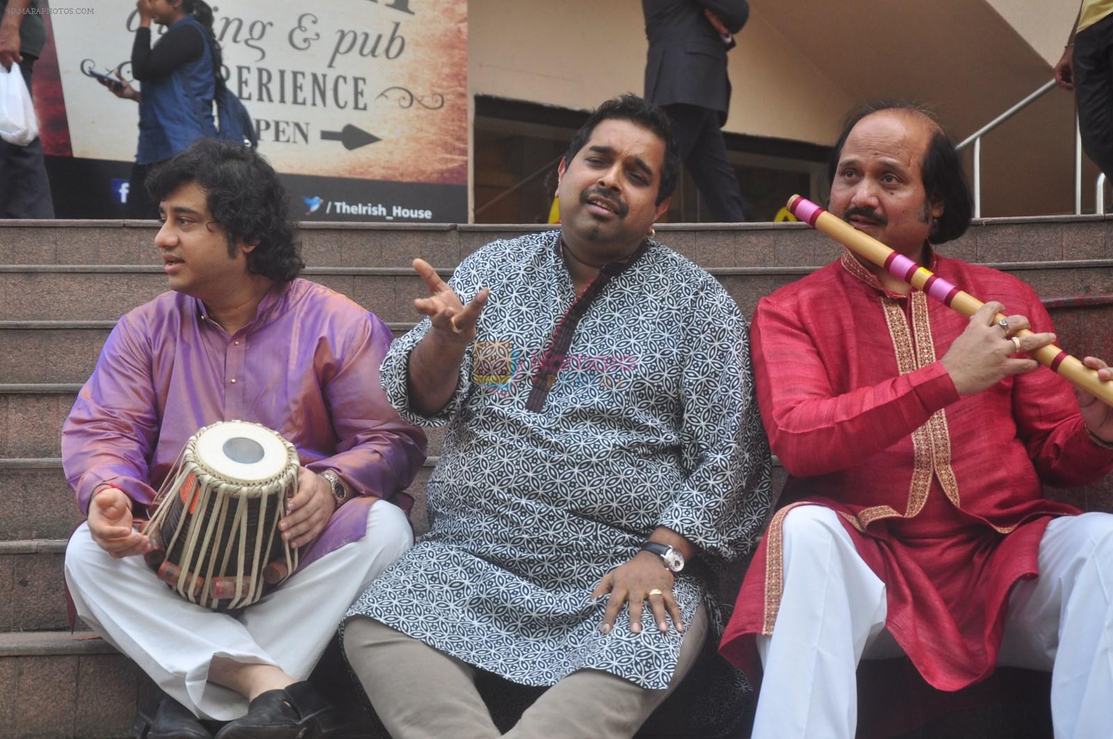Vidvan Kumaresh, Shankar Mahadevan, Ronu Majumdar at Swaranjali concert ...