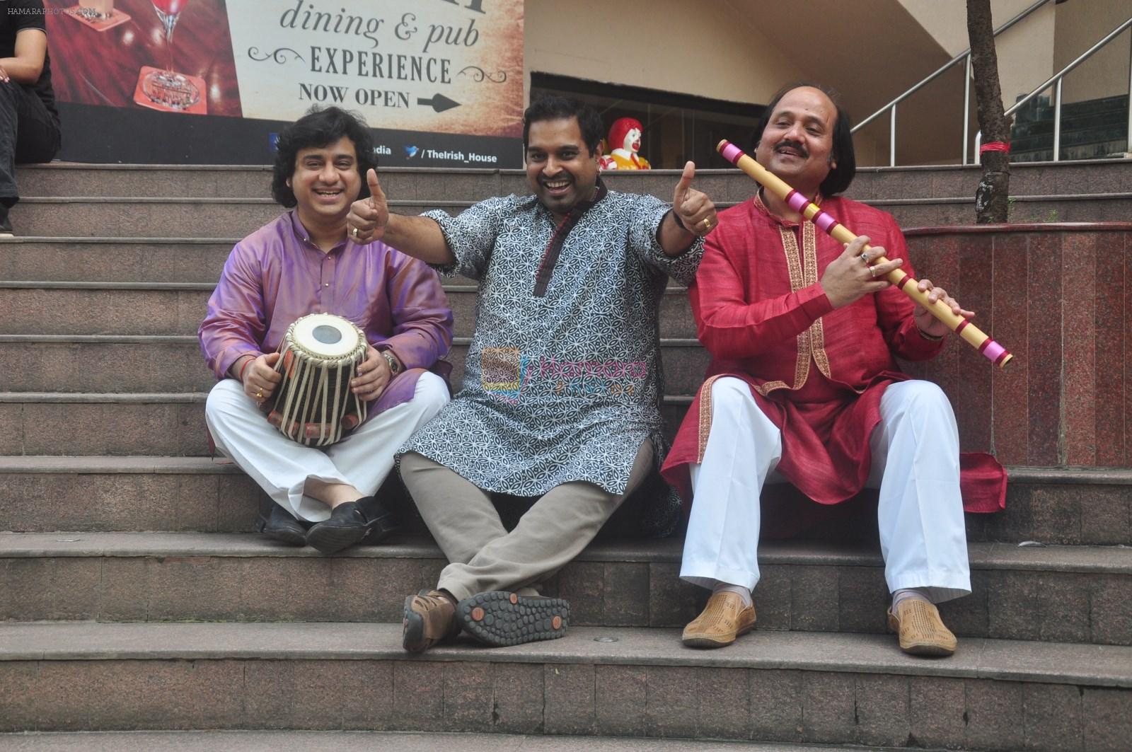 Vidvan Kumaresh, Shankar Mahadevan, Ronu Majumdar at Swaranjali concert ...