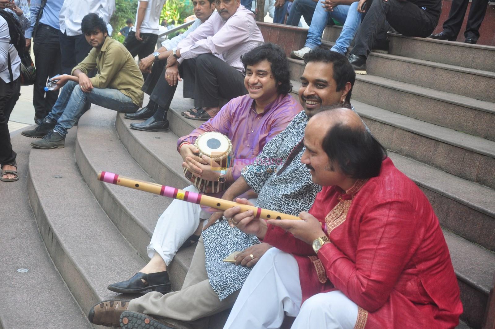Vidvan Kumaresh, Shankar Mahadevan, Ronu Majumdar at Swaranjali concert ...
