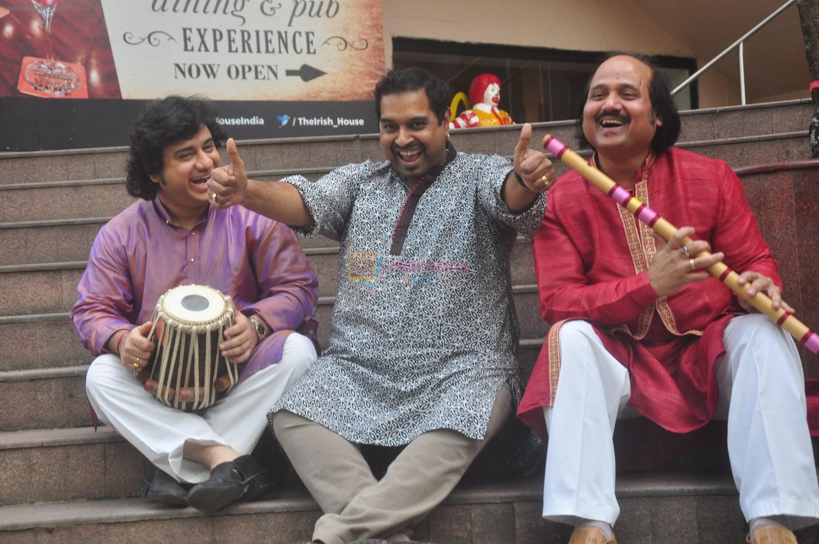 Vidvan Kumaresh, Shankar Mahadevan, Ronu Majumdar at Swaranjali concert ...