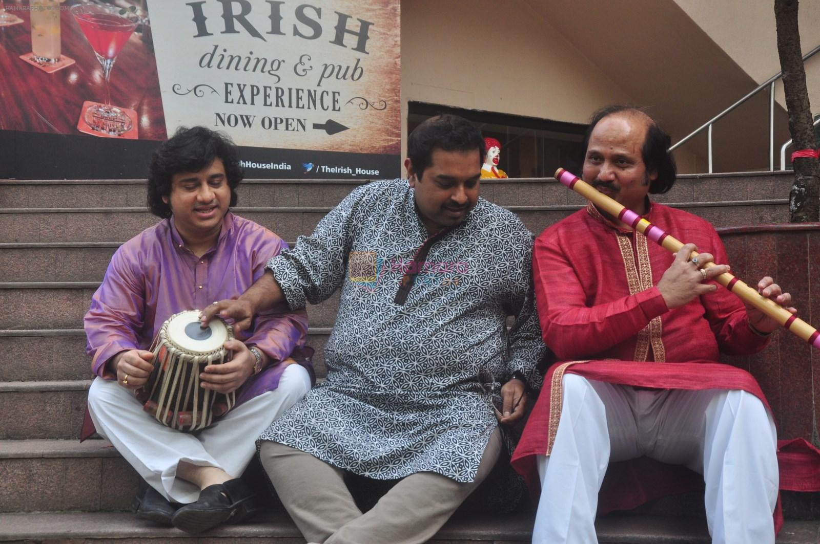 Vidvan Kumaresh, Shankar Mahadevan, Ronu Majumdar at Swaranjali concert ...