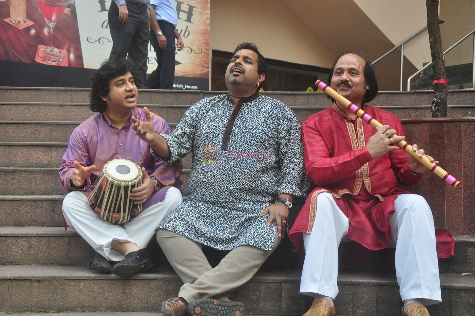 Vidvan Kumaresh, Shankar Mahadevan, Ronu Majumdar at Swaranjali concert ...