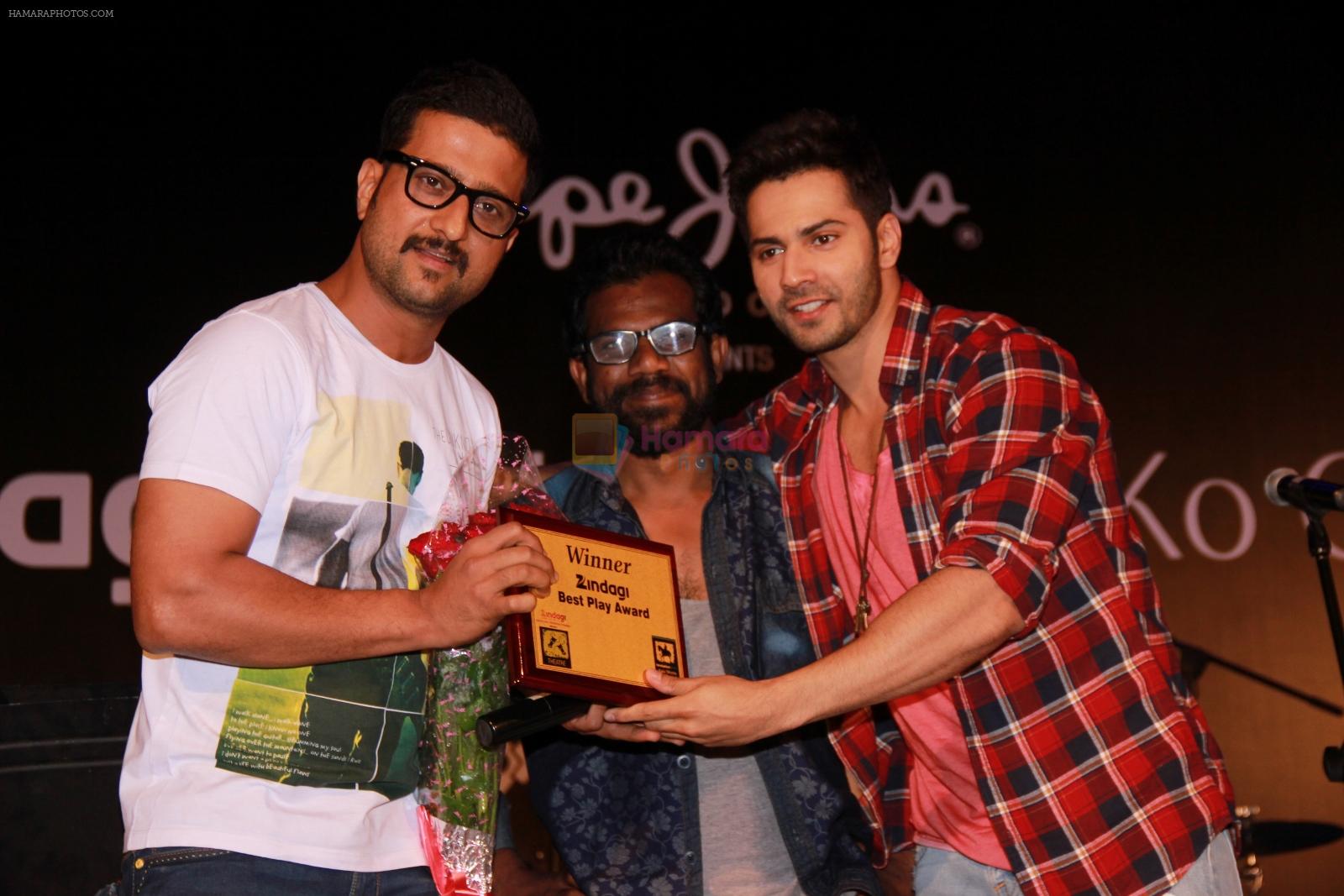 Varun Dhawan at Pepe Jeans music festival of Kala Ghoda in Mumbai on ...