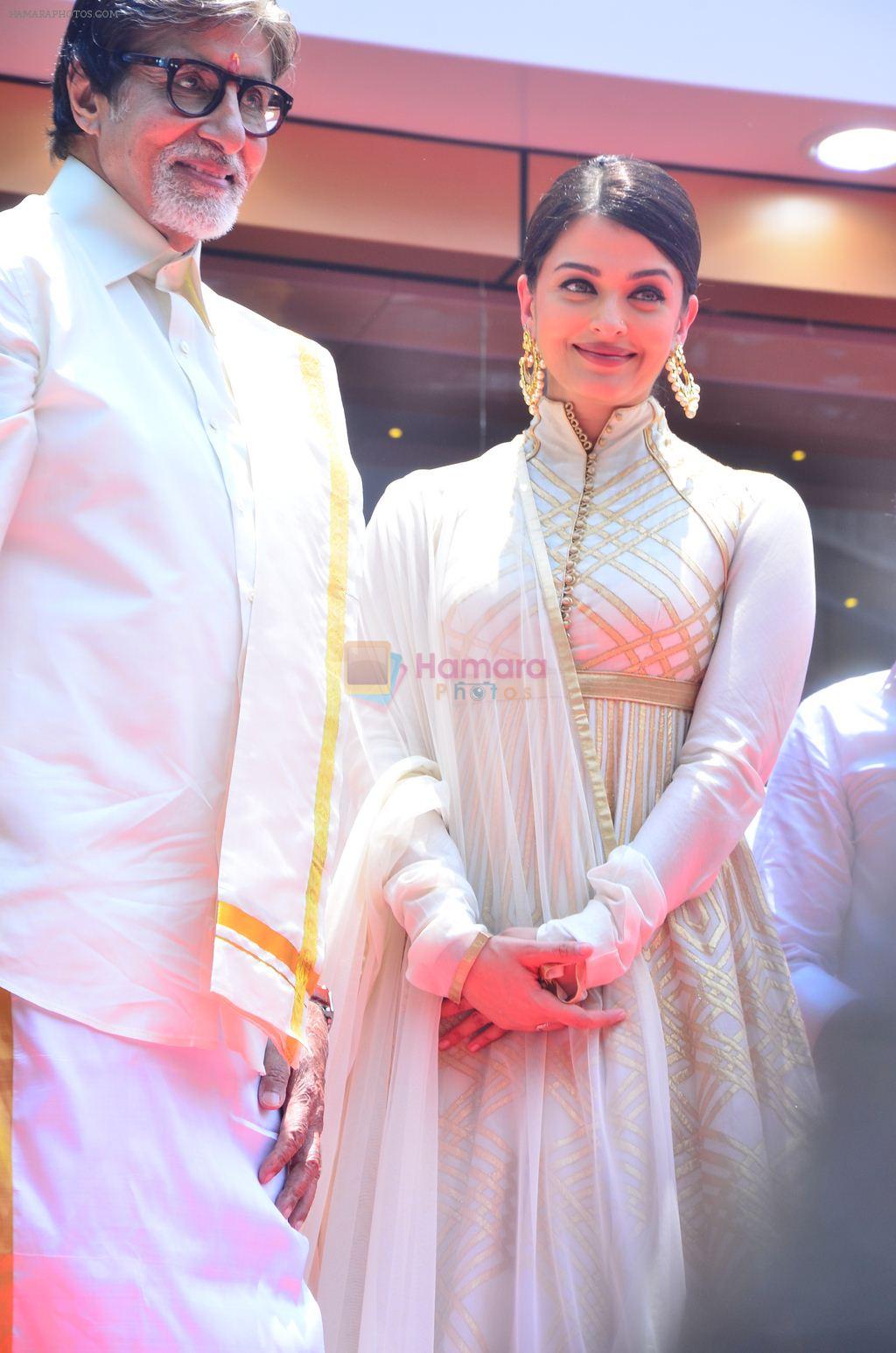 Amitabh Bachchan, Aishwarya Rai Bachchan at Kalyan Jewellers Showroom ...