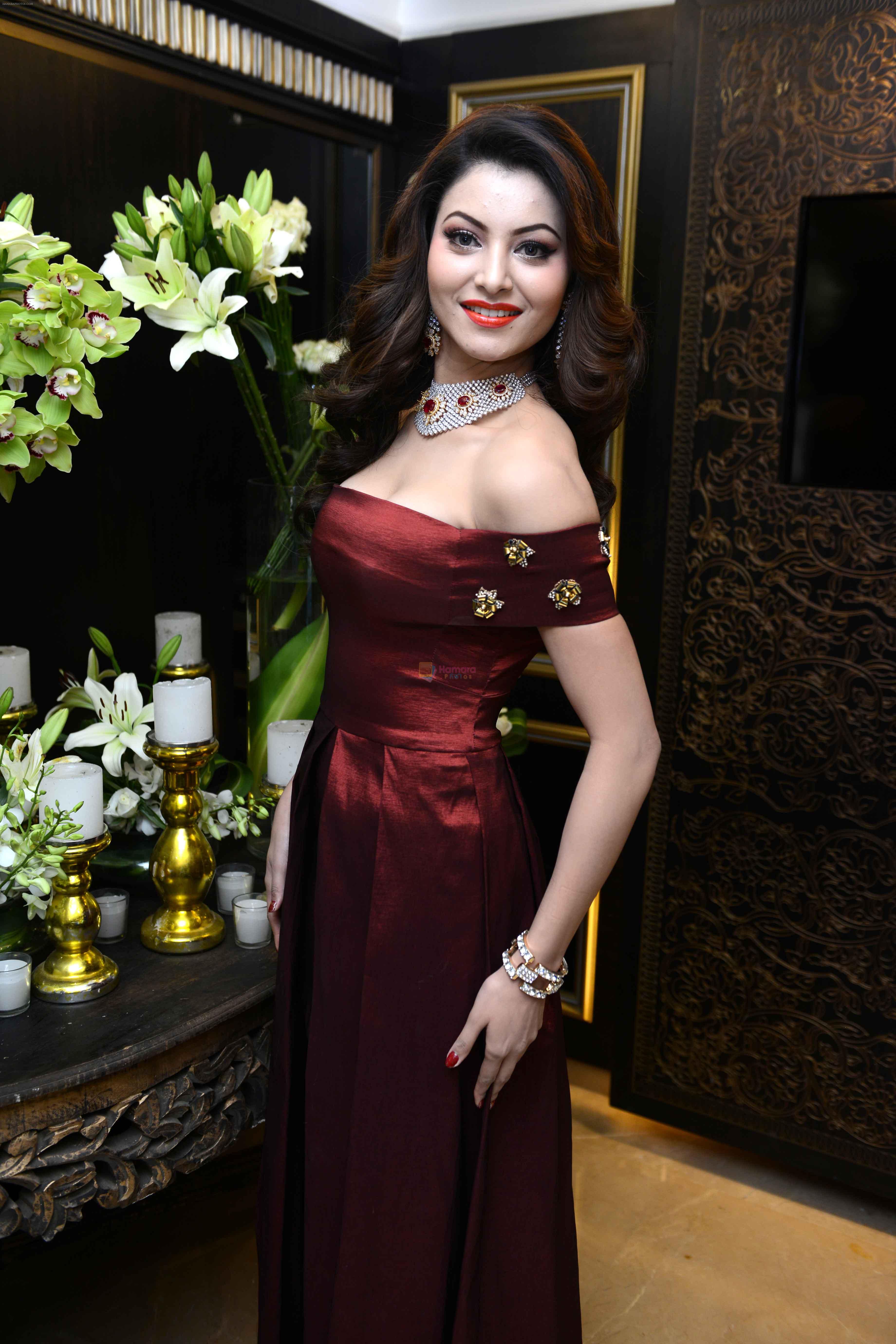 Urvashi Rautela at the launch of Sunar jewellery shop Karol Bagh in New ...