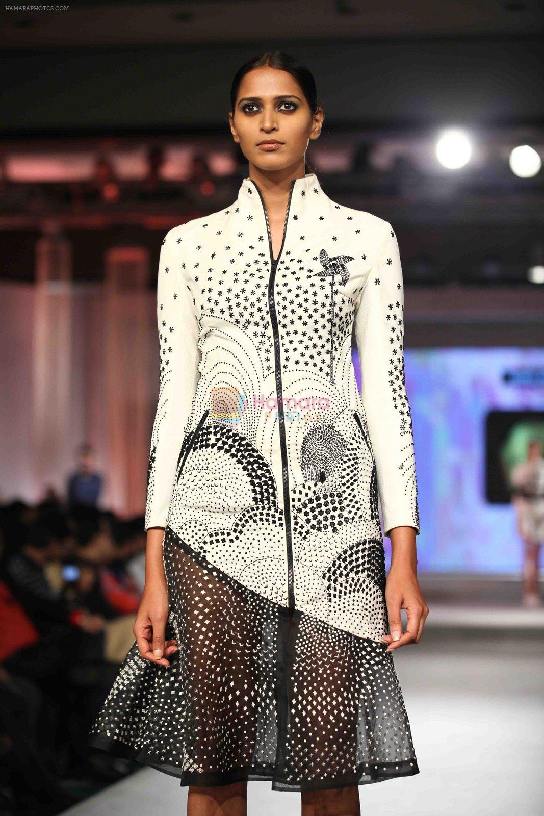 Model walks for Rahul Mishra in Kolkata for Blenders show on 8th Nov ...