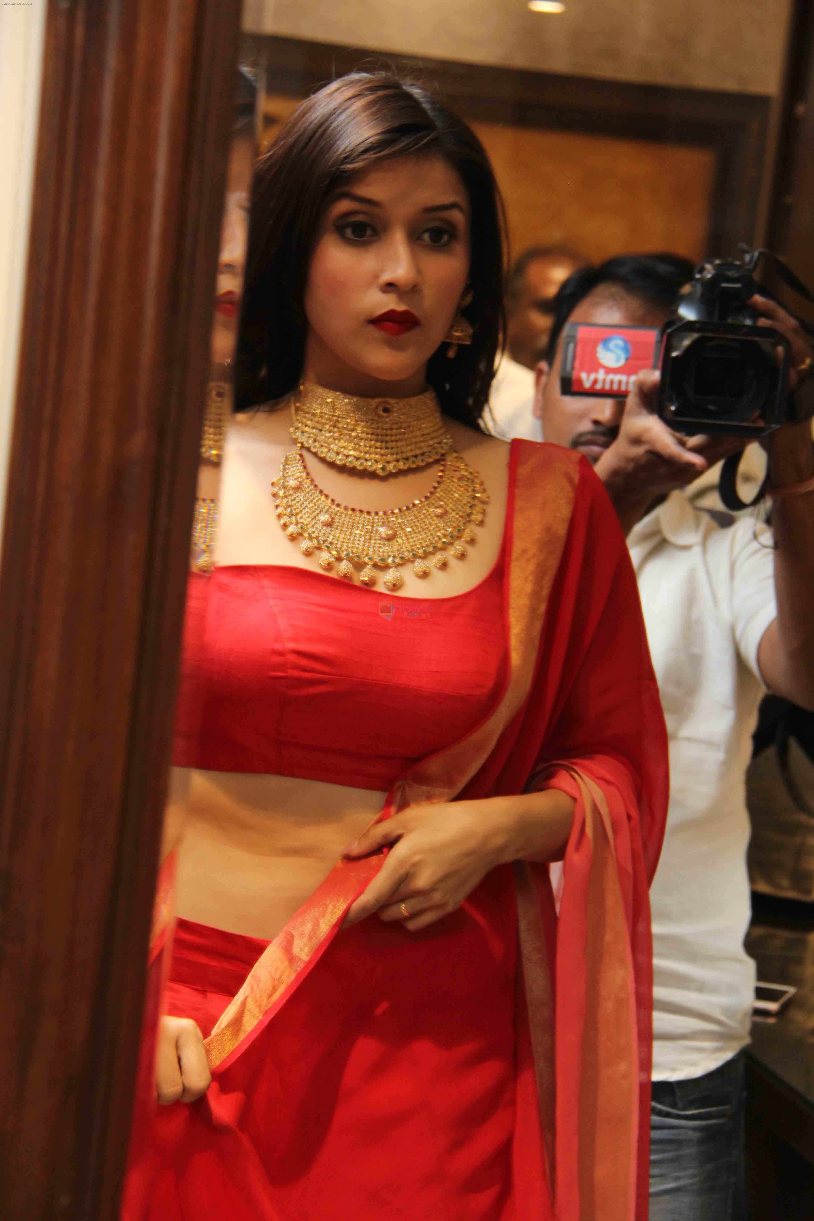MANNARA CHOPRA IN SIZZLING RED LAUNCHES VADDANAM & UNCUT DIAMOND MELA ...
