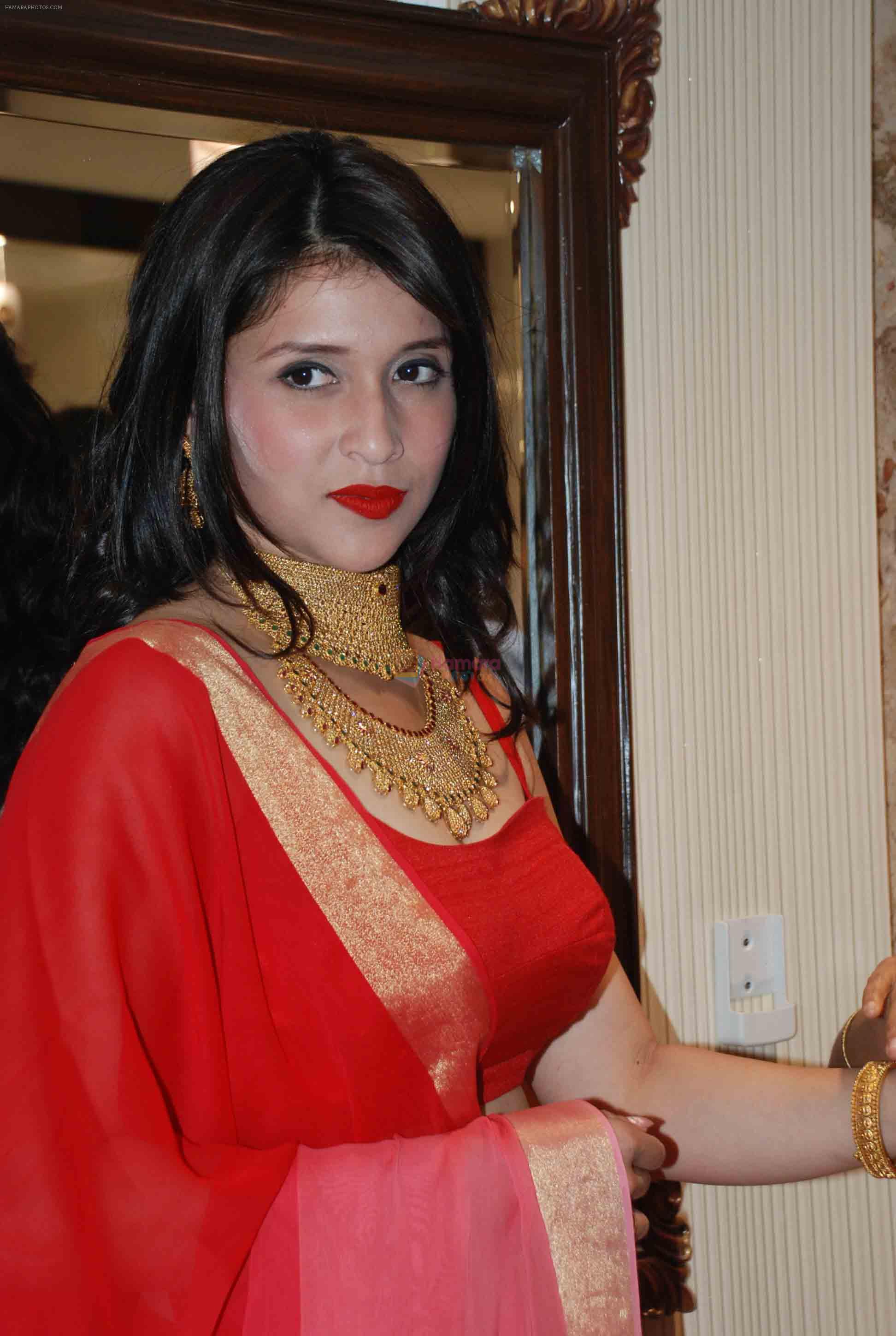 MANNARA CHOPRA IN SIZZLING RED LAUNCHES VADDANAM & UNCUT DIAMOND MELA ...
