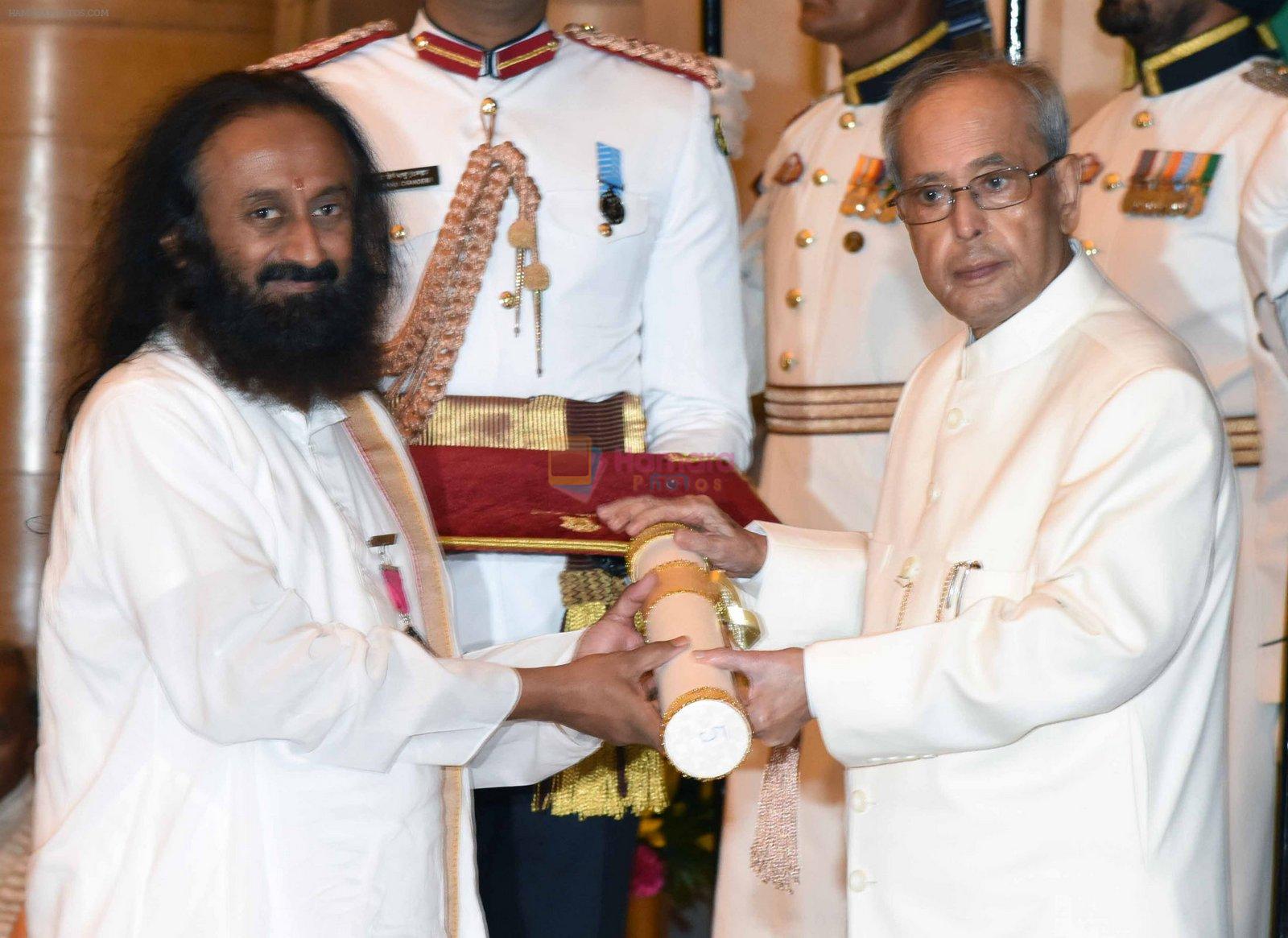 Sri Sri Ravi Shankar recieving Padam Shri award from President Pranab ...