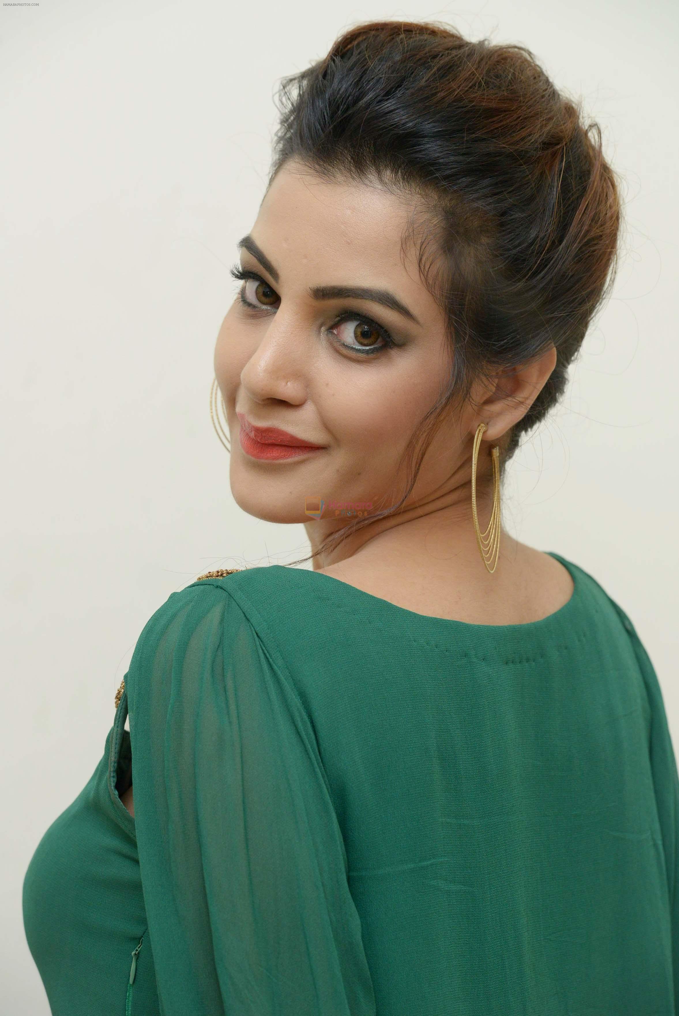 Diksha Panth Photoshoot / Diksha Panth - Bollywood Photos