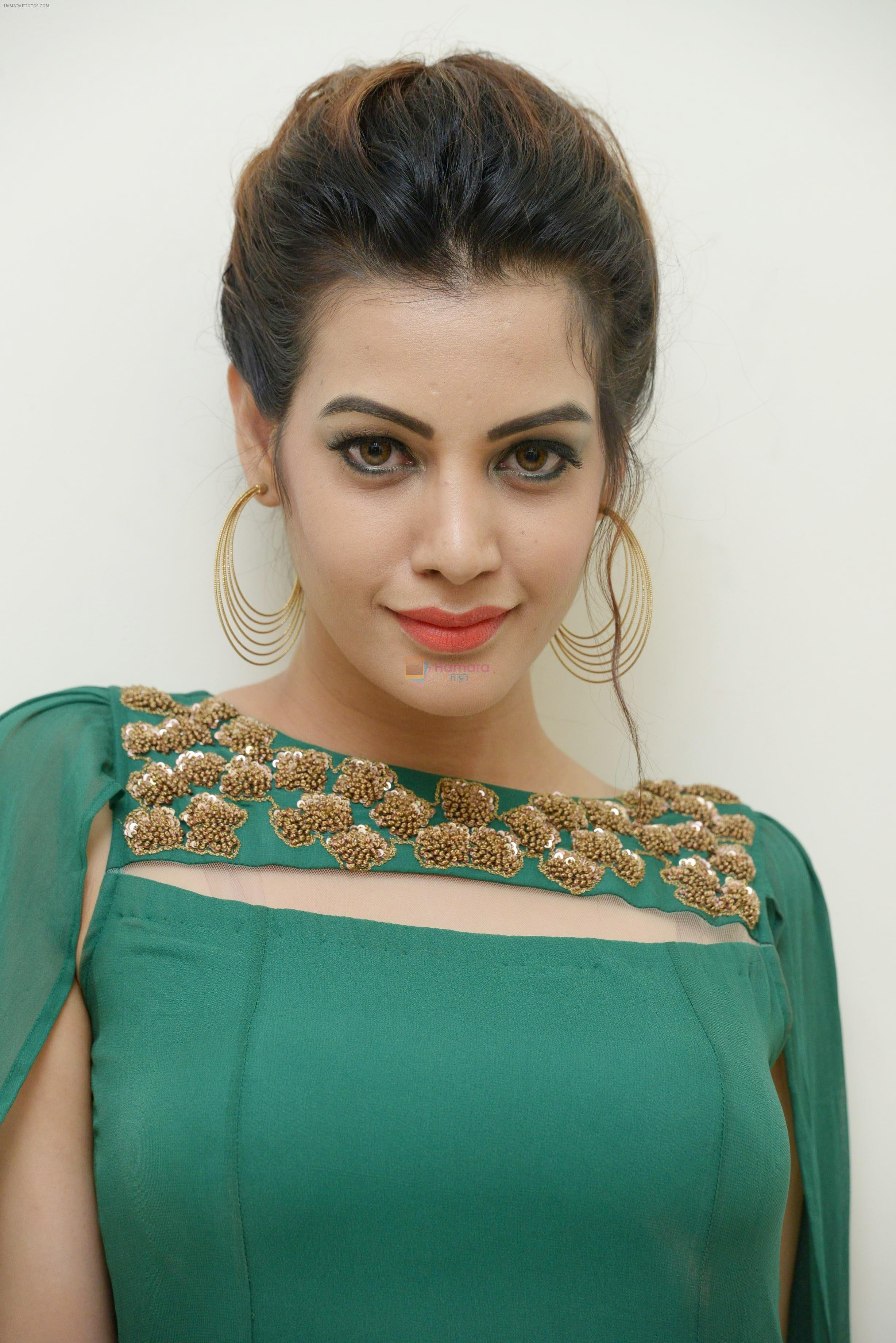 Diksha Panth Photoshoot / Diksha Panth - Bollywood Photos