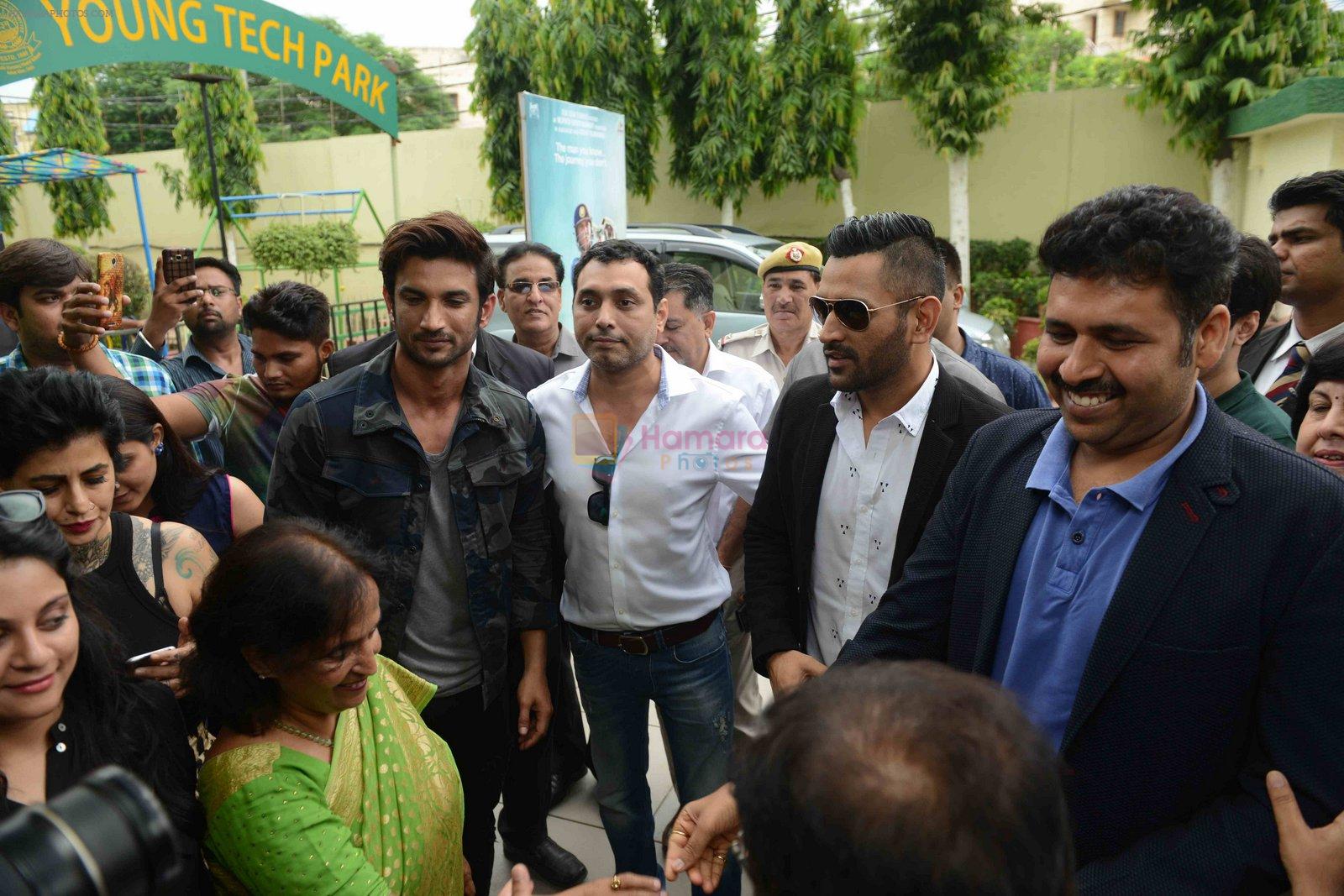 Mahendra Singh Dhoni, Sushant Singh Rajput at MS Dhoni trailer launch ...