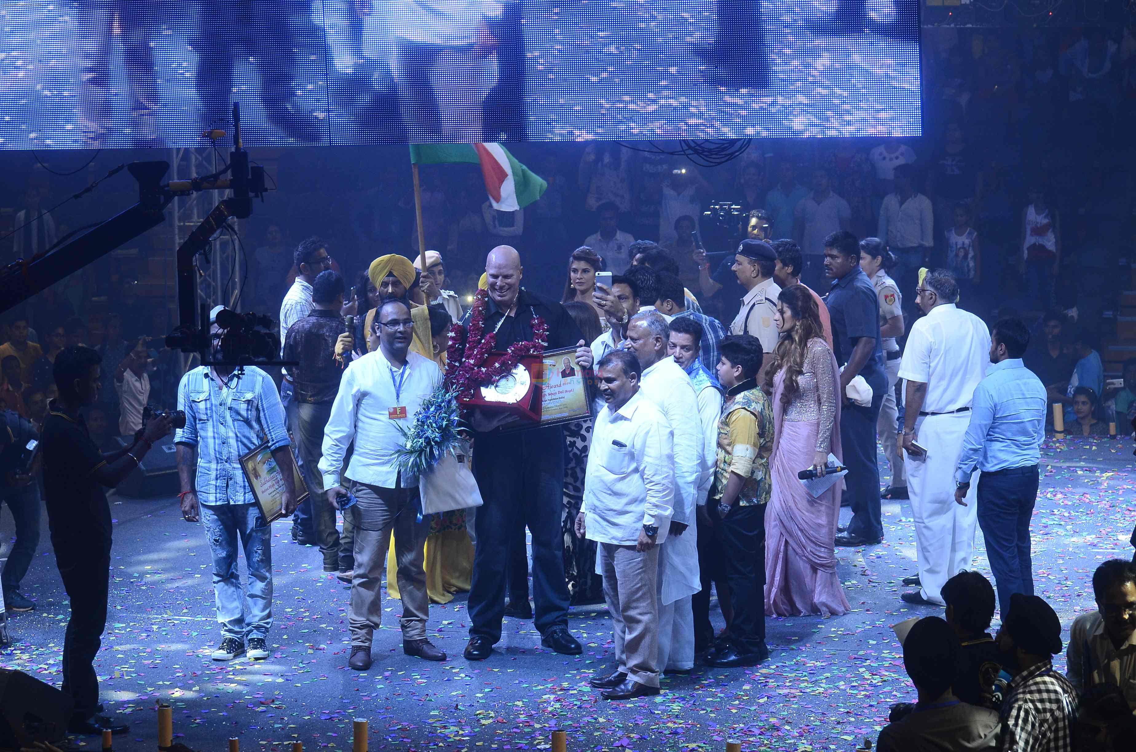 Tiger Shroff, Jacqueline Fernandez, Remo D Souza promote The Flying ...