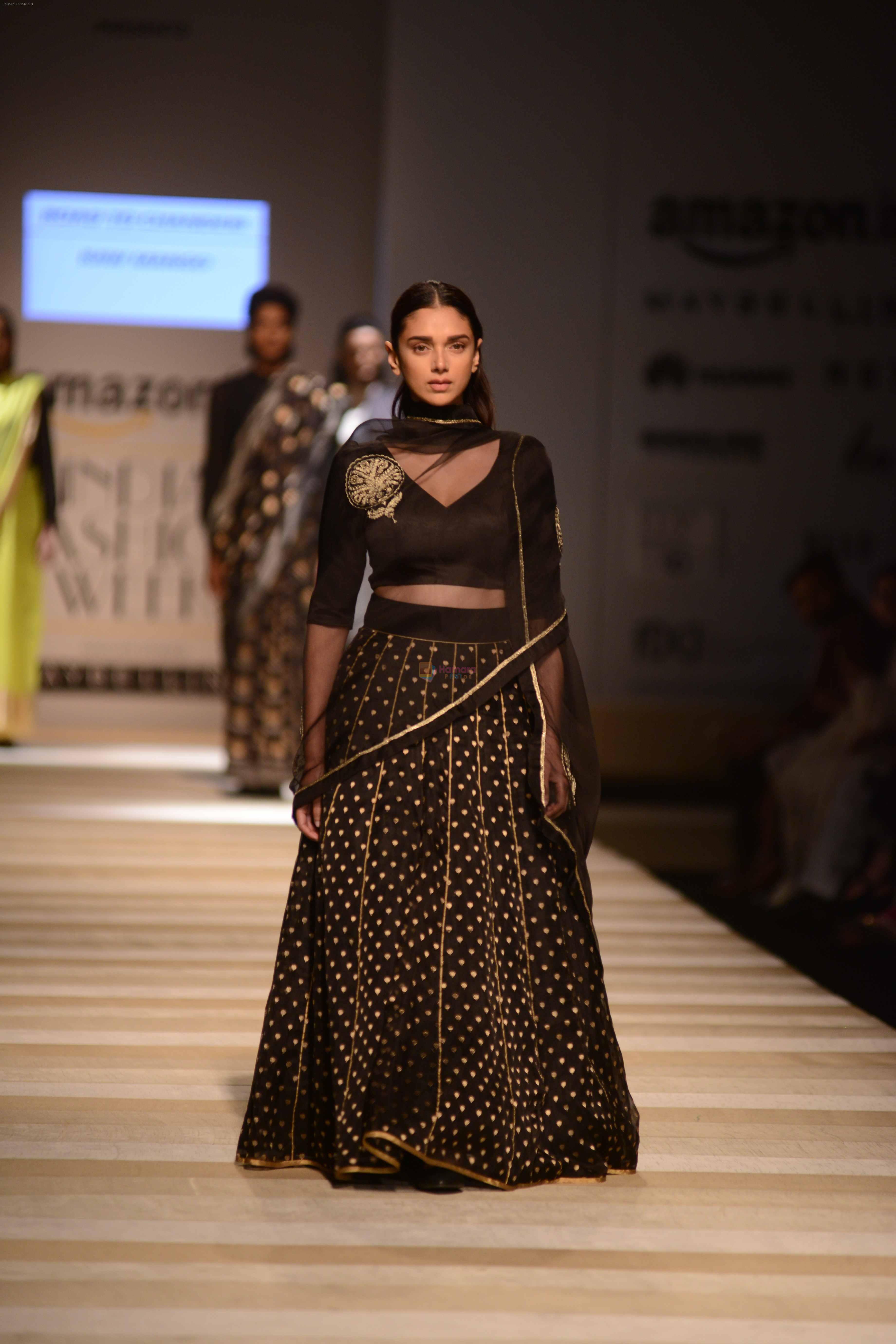 Aditi Rao Hydari walk the ramp for Road to Chanderi show in AIFW on ...