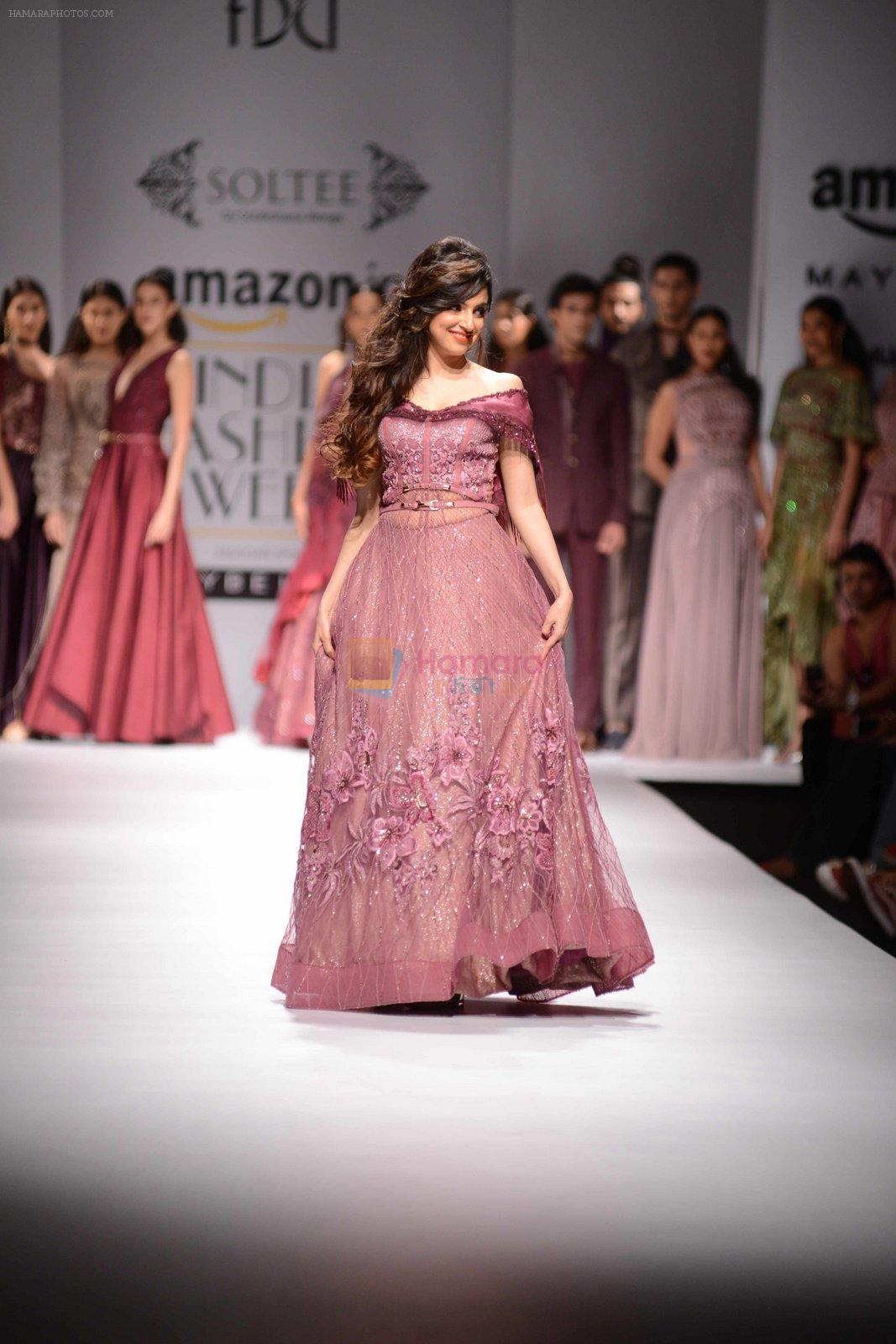 Divya Khosla Kumar walks for soltee by sulakshna monga on 16th Oct 2016 ...