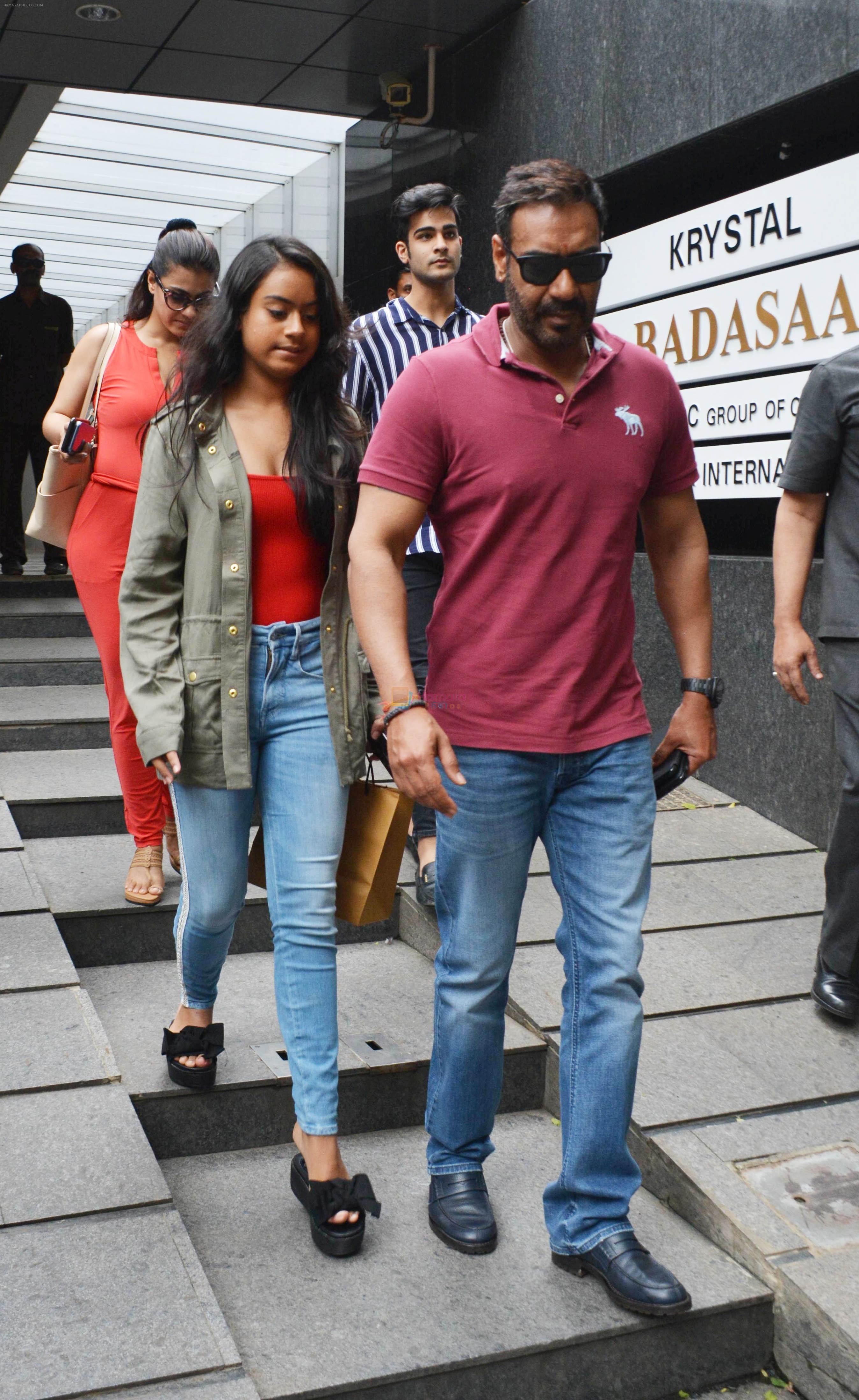 Kajol , Ajay Devgan with daughter Nysa spotted at Hakkasan bandra on ...