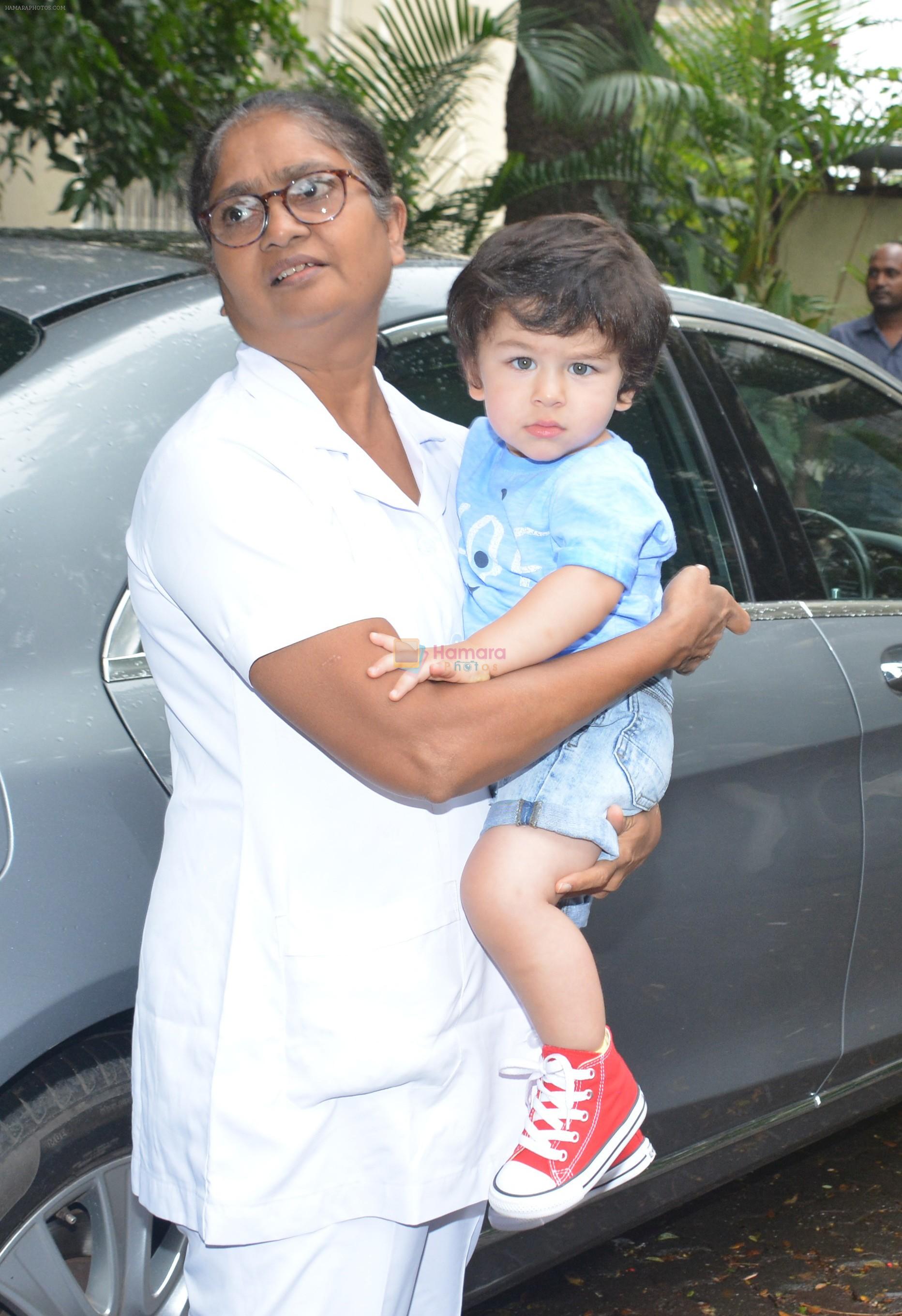 Taimur Ali Khan With Daughter Inaaya At Bandra on 9th Aug 2018 ...