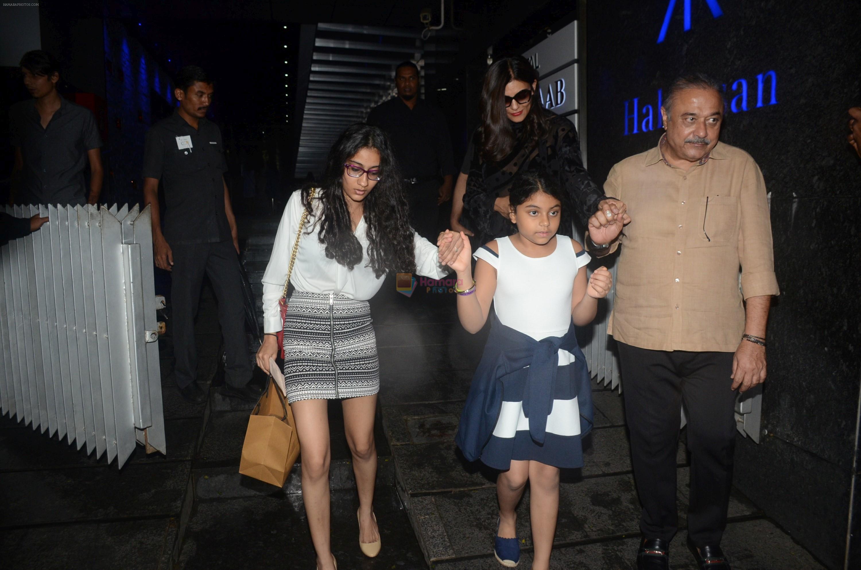 Sushmita Sen With Daughters Spotted At Hakkasan In Bandra on 12th Aug ...