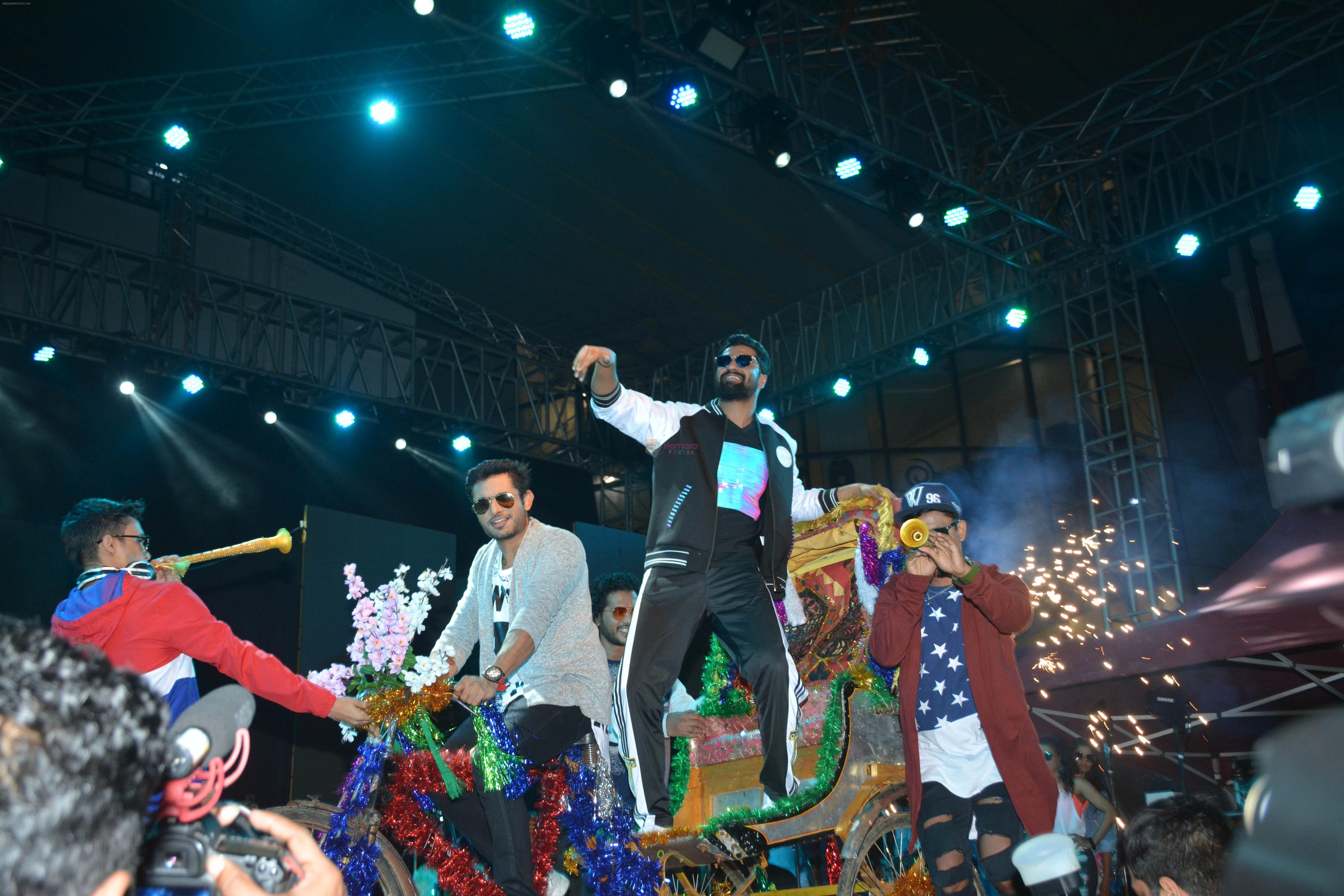 Vicky Kaushal at Manmarziyaan Music Concert in NM College In Juhu on ...