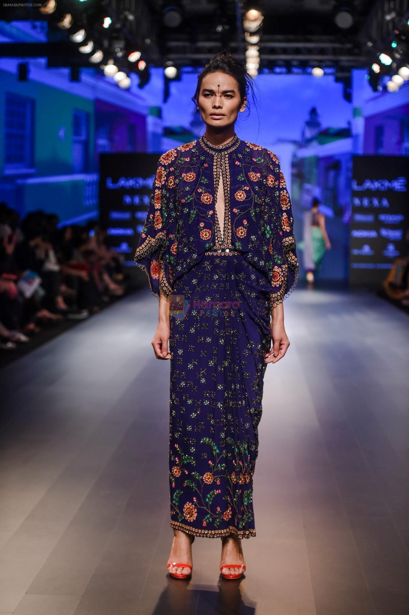 Model walk the ramp for Jayanti Reddy at Lakme Fashion Week on 26th Aug ...