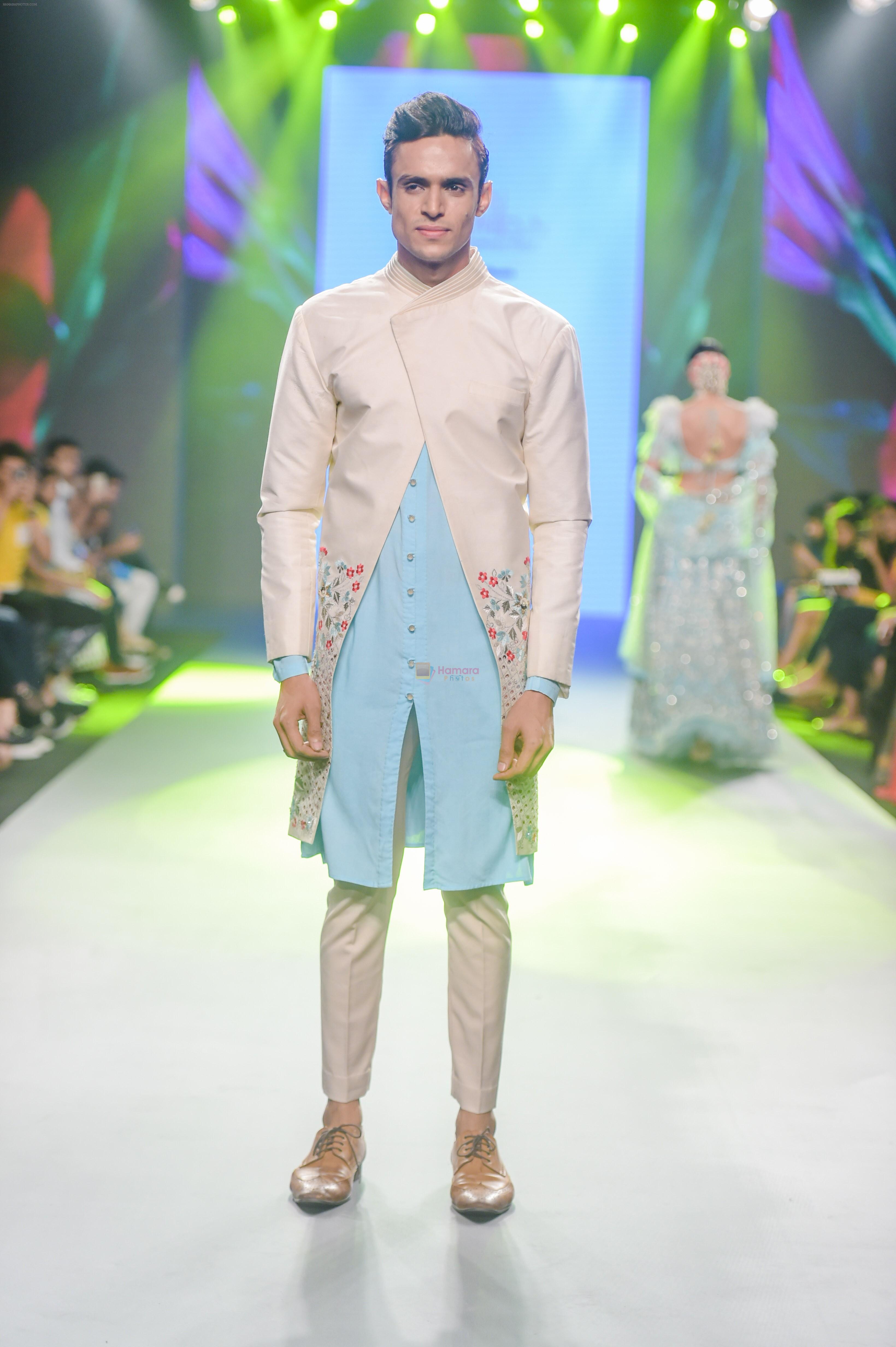 Model walk the ramp for Pallavi Madhesia Yadav at BTFW 2018 on 14th Oct ...