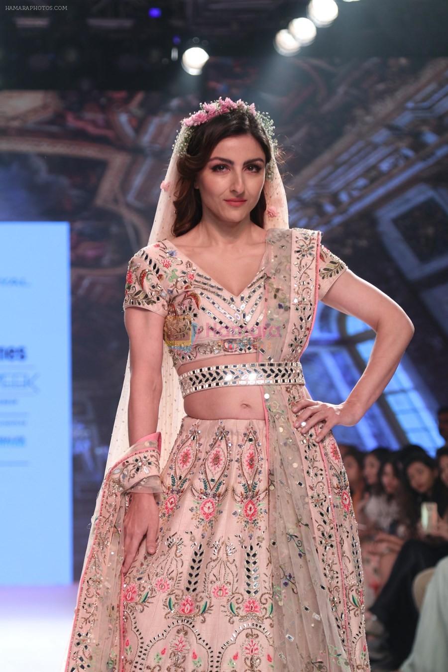 Disha Patani Walk The Ramp As ShowStopper For Designer Kalki Fashion At ...