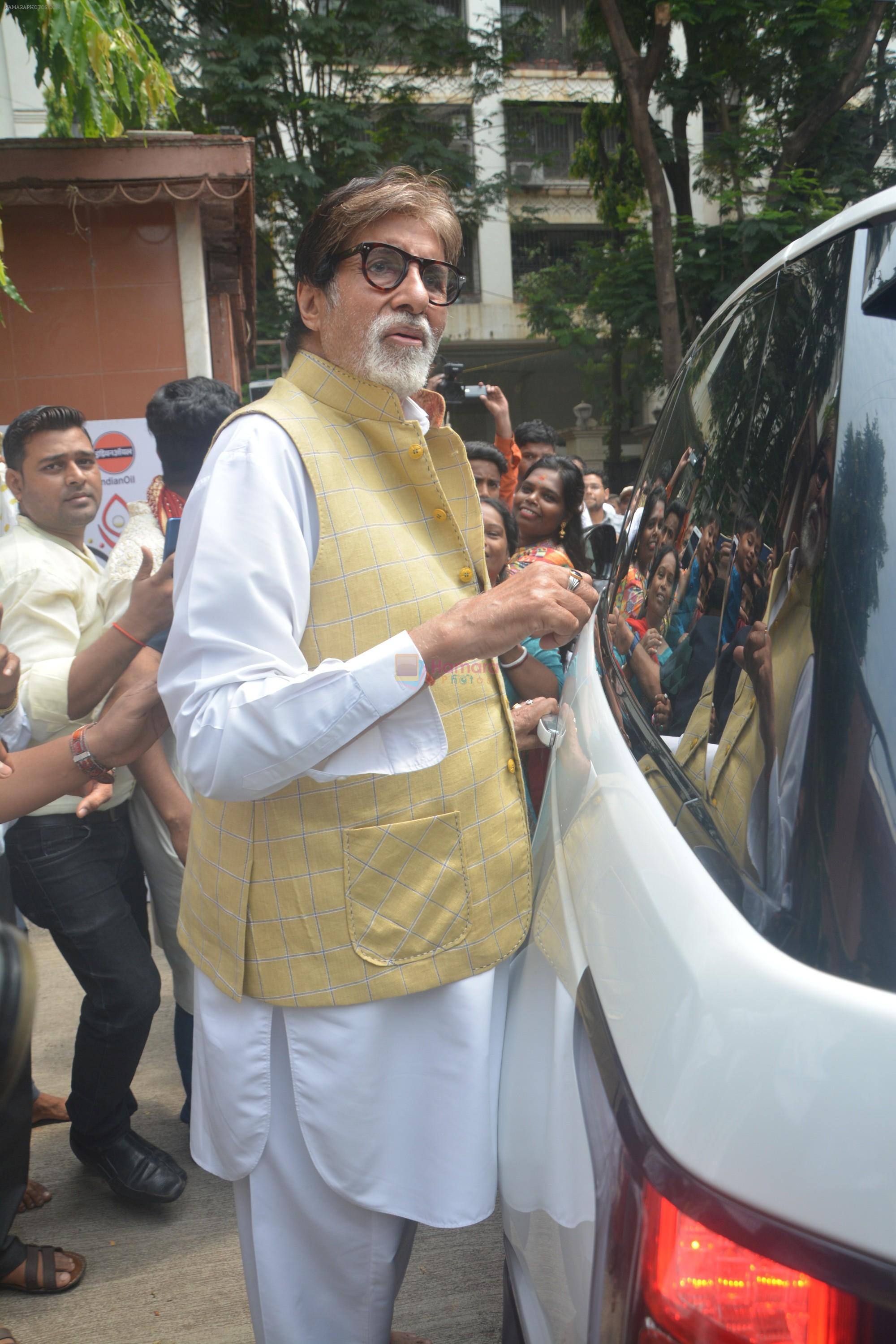 Amitabh Bachchan visit khar for Durga Puja in Mumbai on 17th Oct 2018 ...