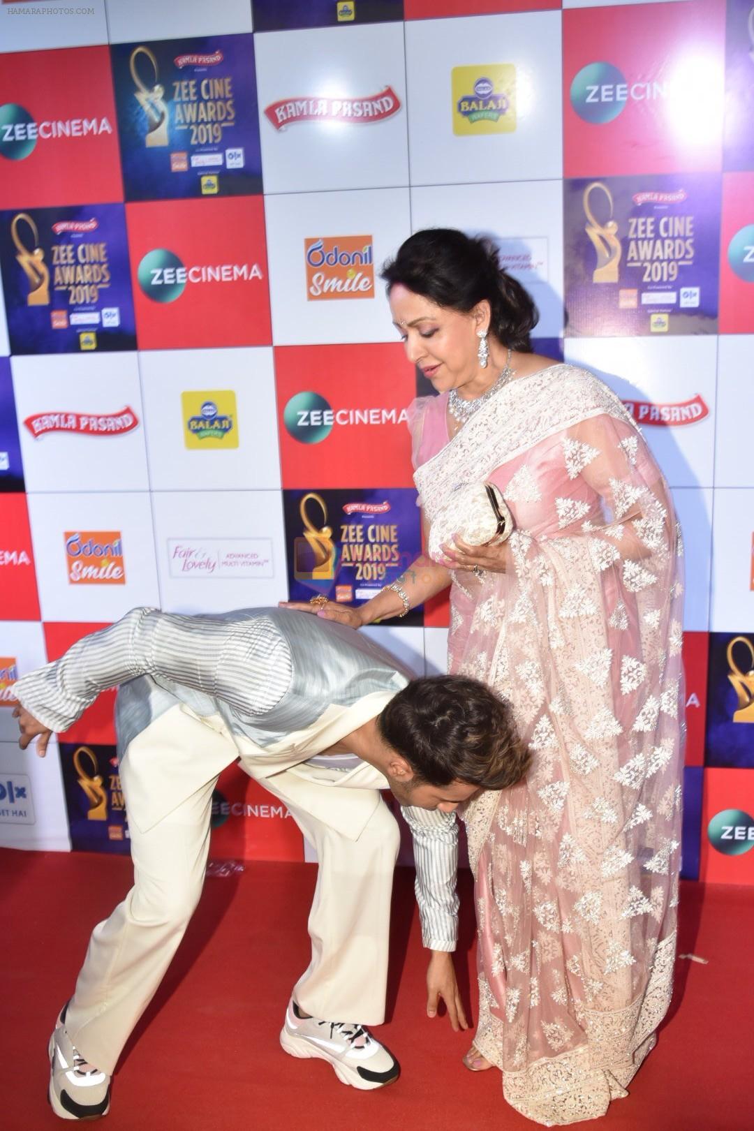 Hema Malini, Varun Dhawan at Zee cine awards red carpet on 19th March ...