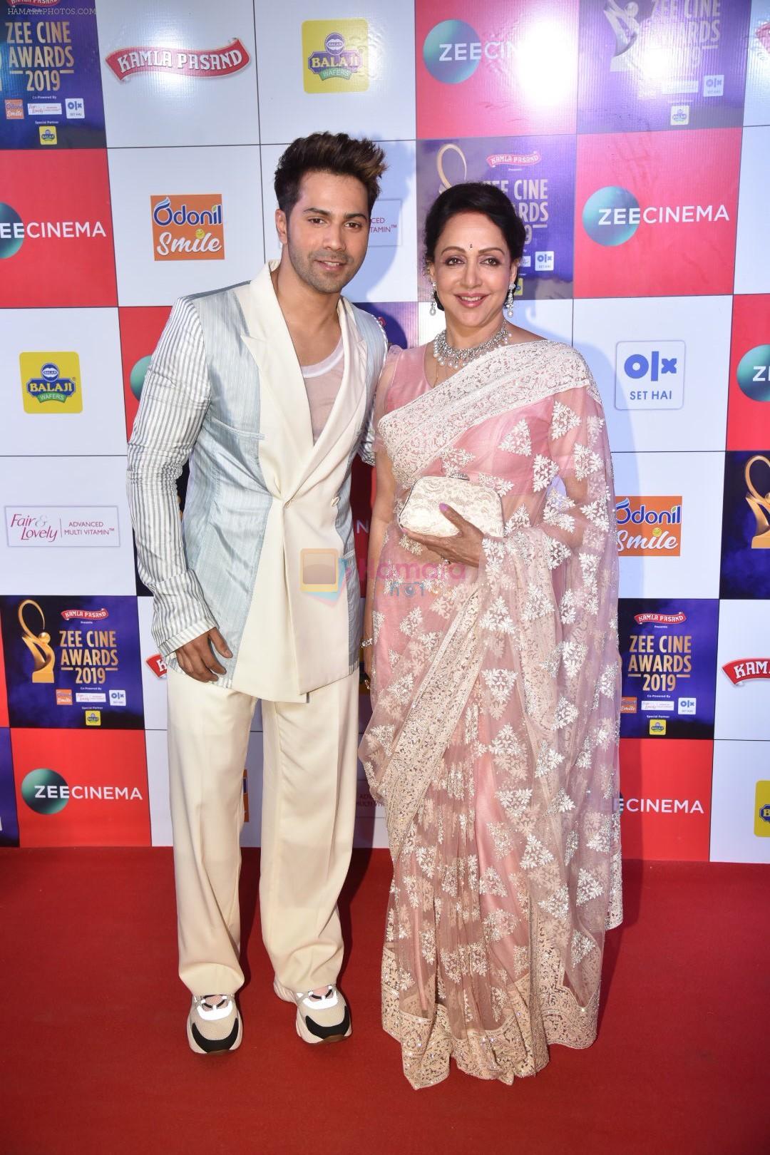 Hema Malini, Varun Dhawan at Zee cine awards red carpet on 19th March ...