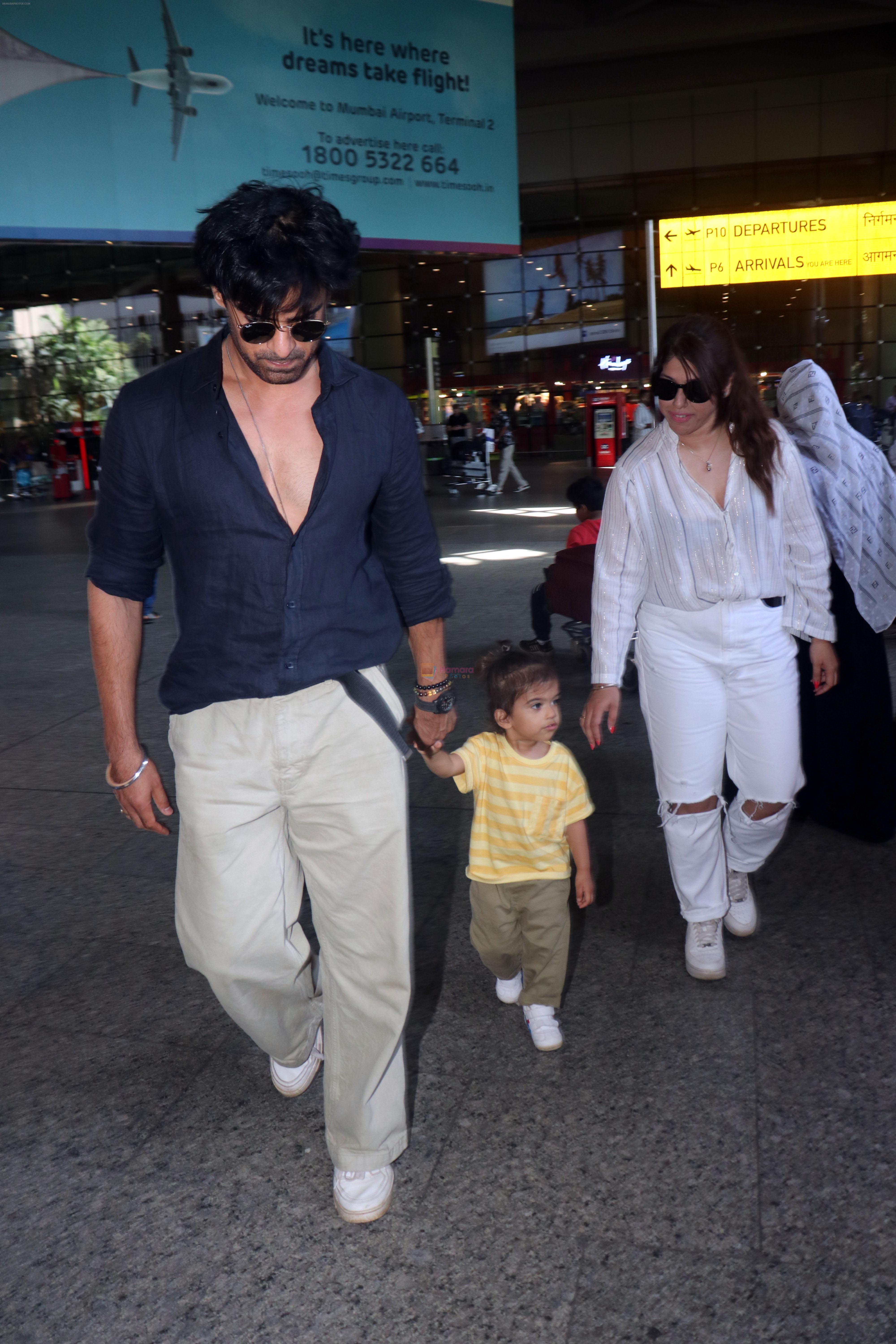 Addite Malik, Mohit Malik along with their child at the aiport on 20th ...