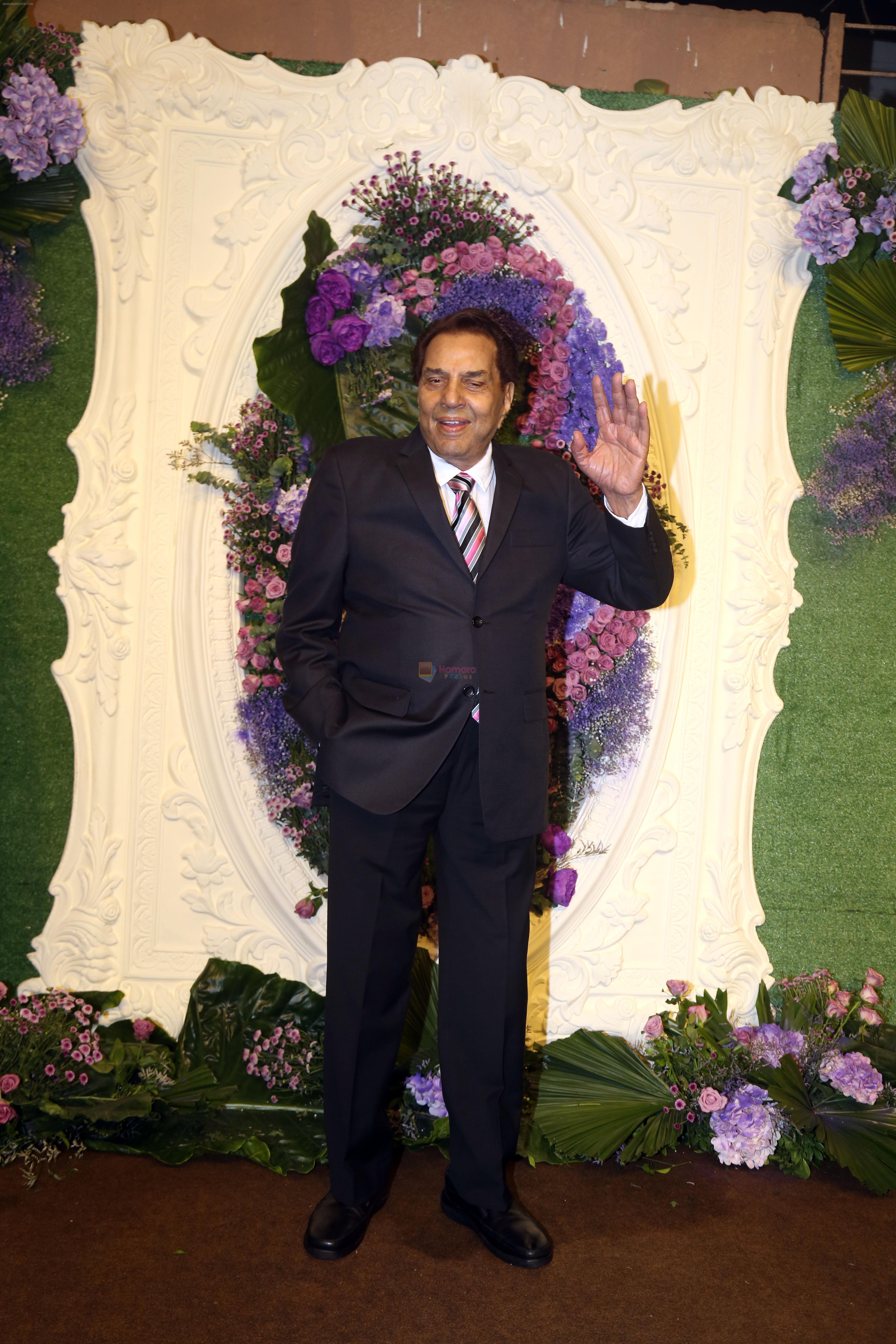 Dharmendra Pose for media at the reception of Karan Deol and Drisha ...