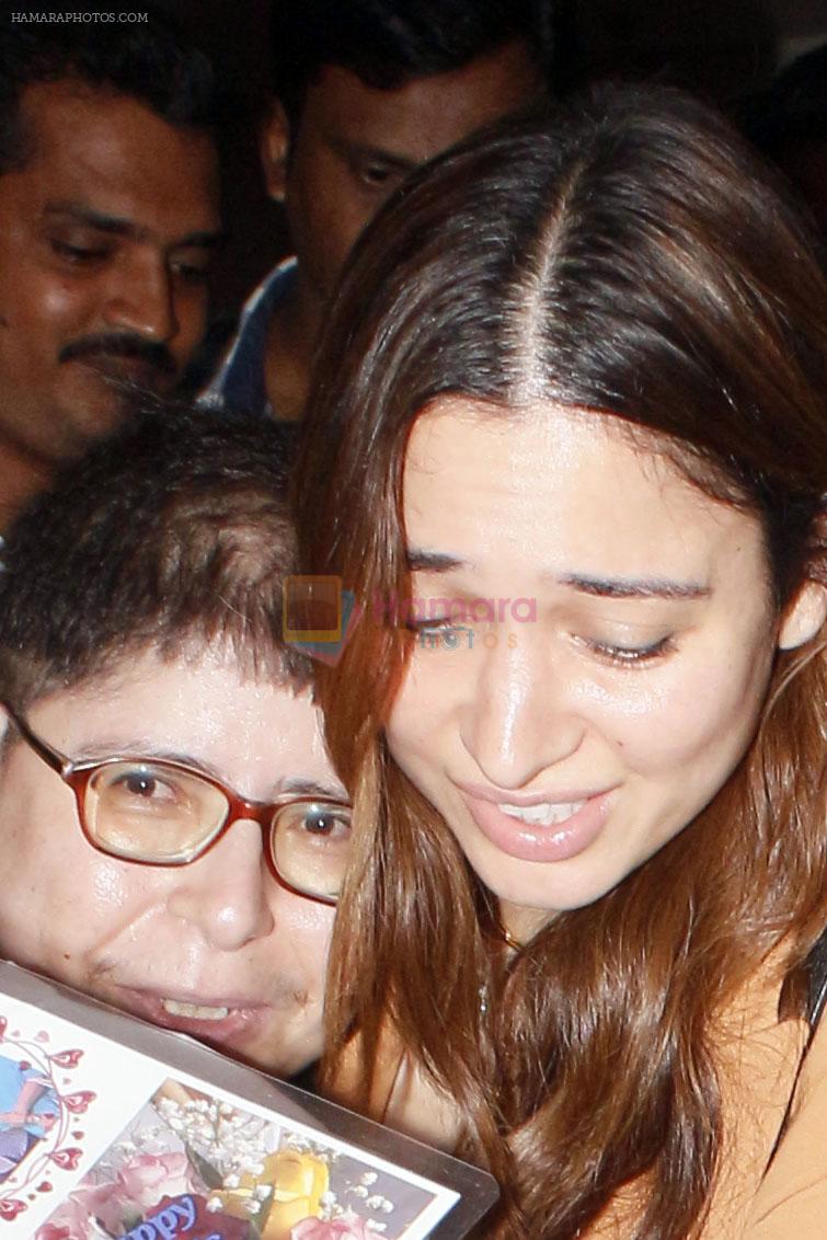 Tamanna Bhatia ka dil jeet liya ek fan ne at the airport on 26 Jun 2023 ...