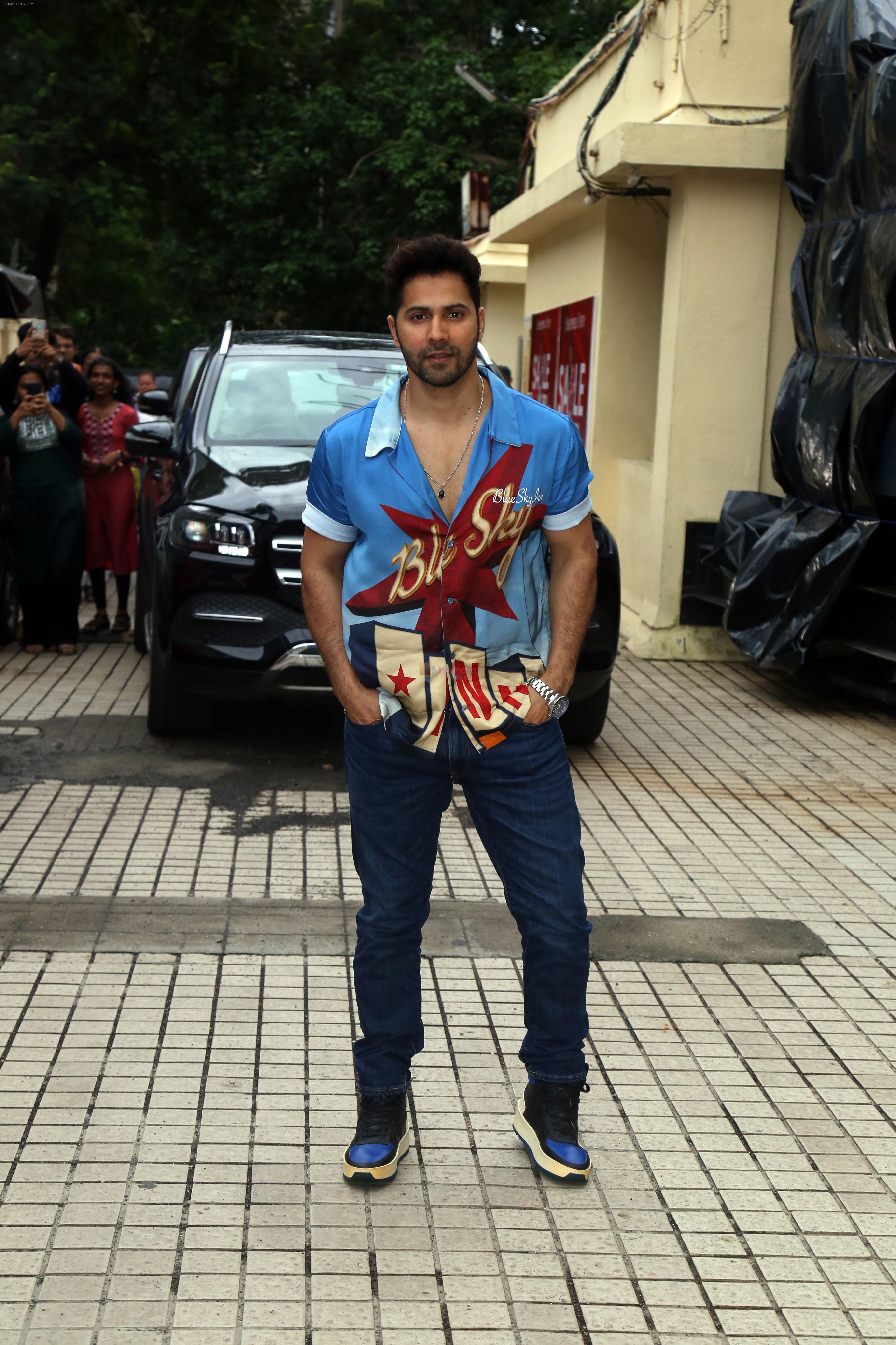 Varun Dhawan promote movie Bawaal at PVR Dynamix Mall in Juhu on 16 ...