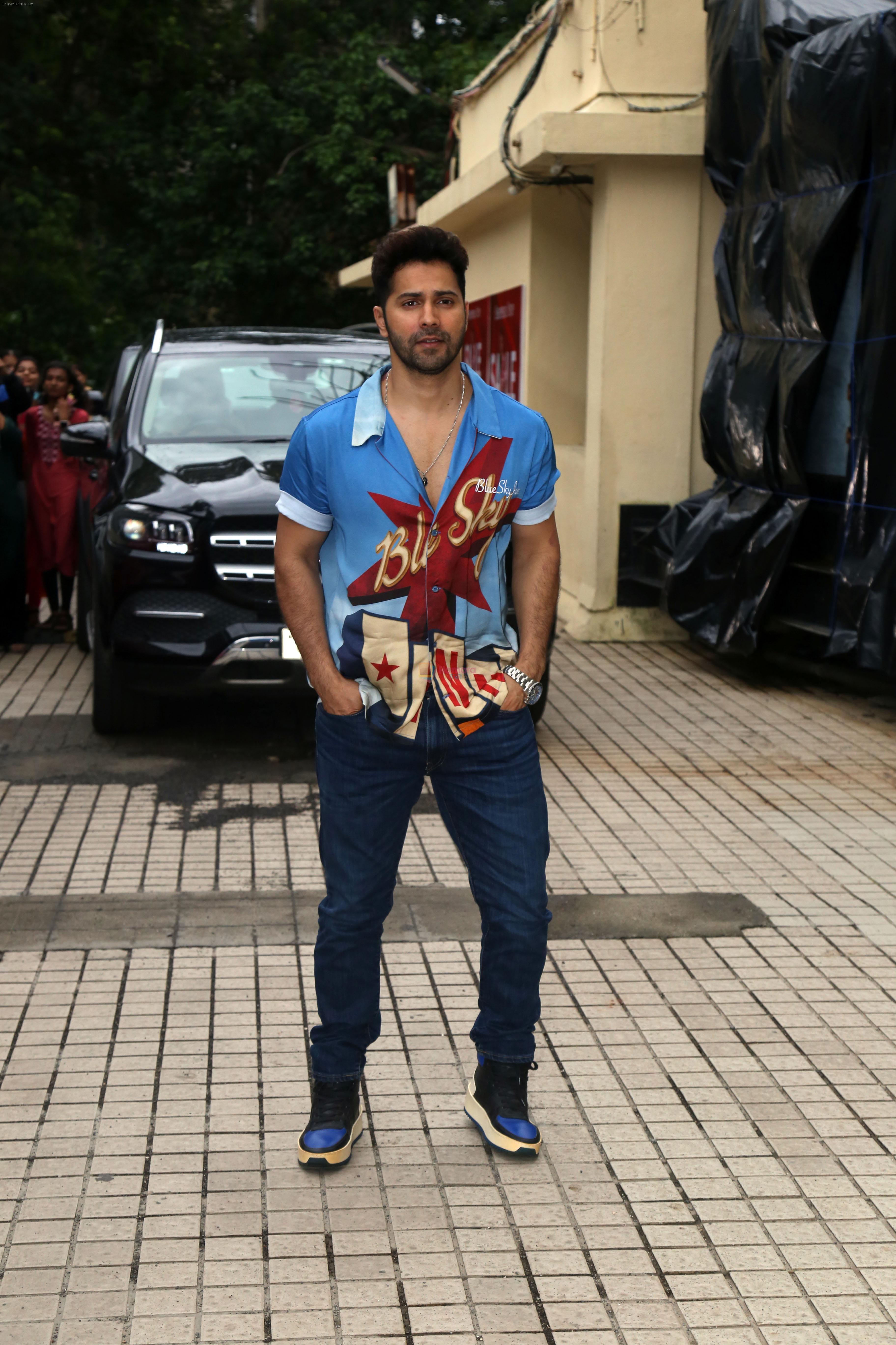Varun Dhawan promote movie Bawaal at PVR Dynamix Mall in Juhu on 16 ...